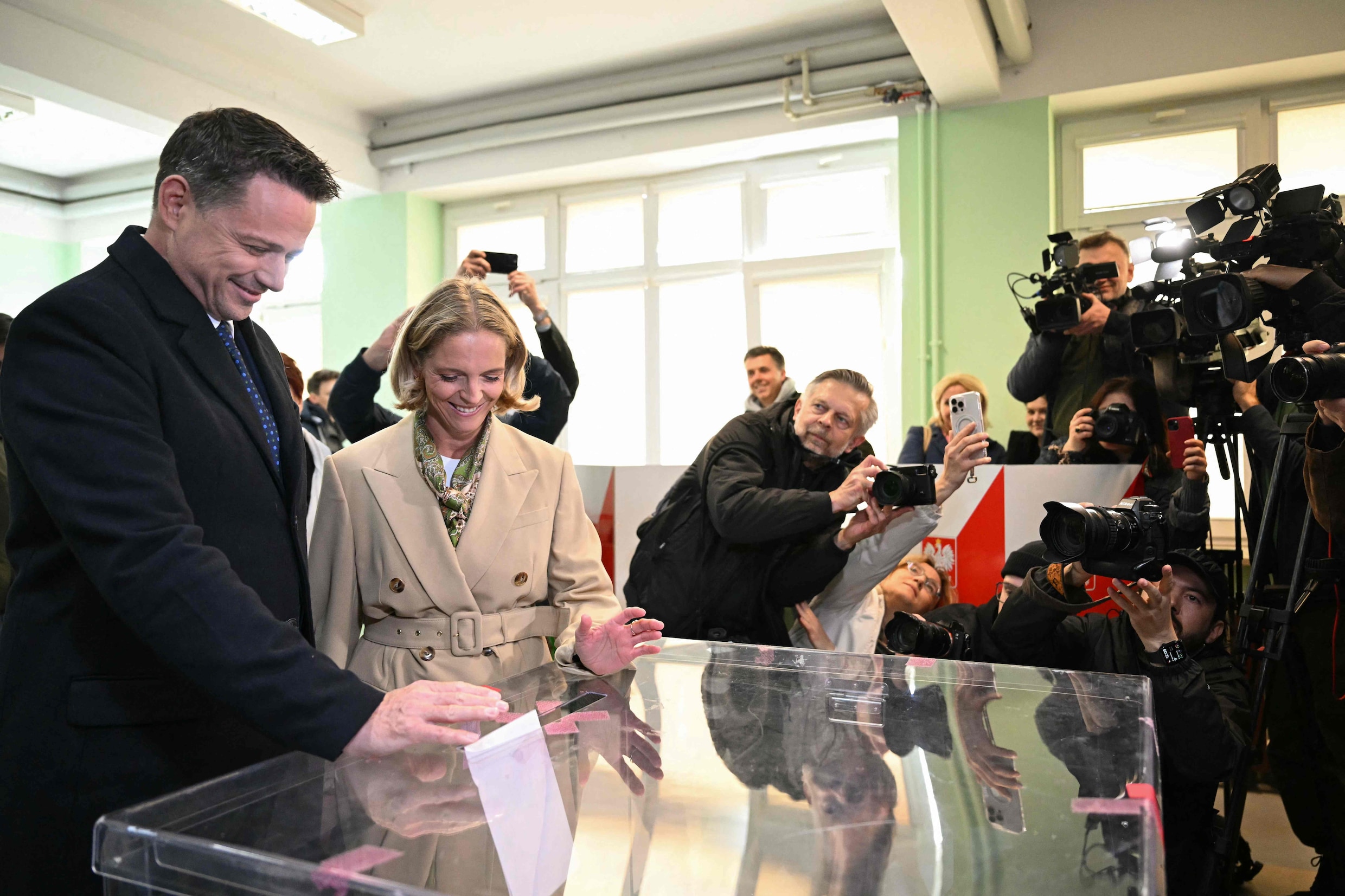 Liberaal Trzaskowski wint nipt eerste ronde Poolse presidentsverkiezingen, zware strijd in het ...