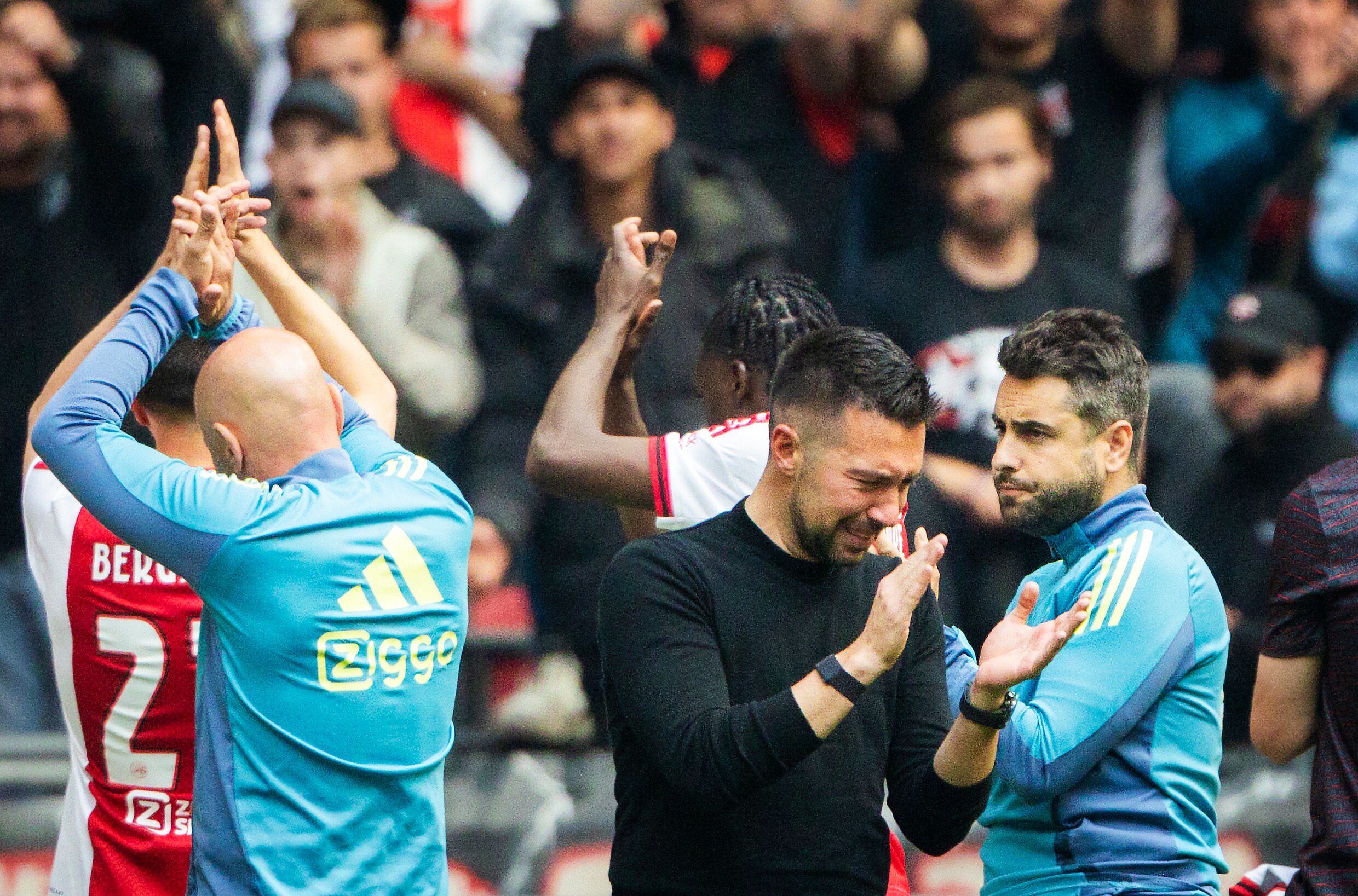 Tranen en applaus voor tweede plaats van Ajax na bizar seizoen vol omkeringen | de Volkskrant