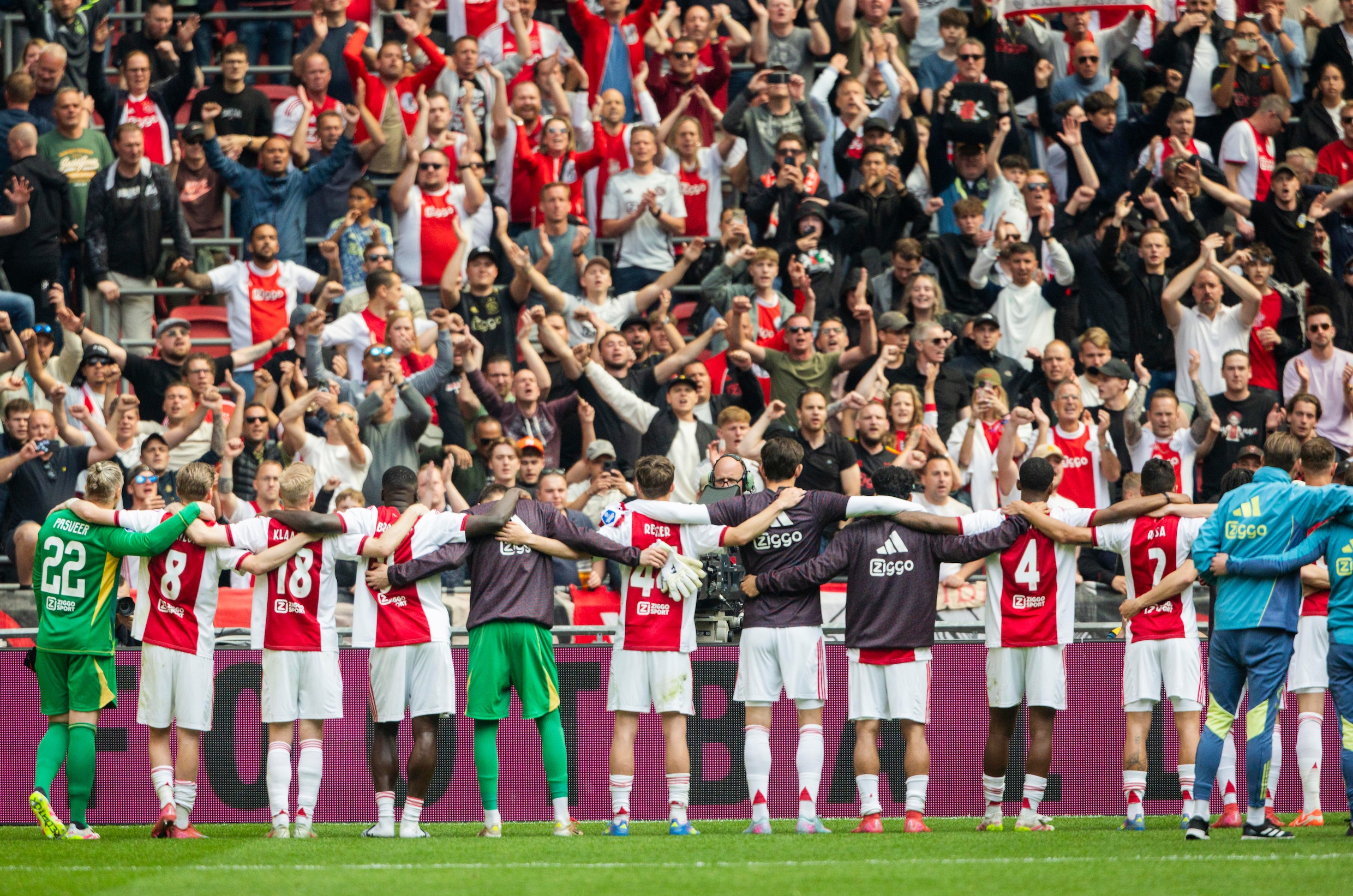 Tranen en applaus voor tweede plaats van Ajax na bizar seizoen vol omkeringen | de Volkskrant