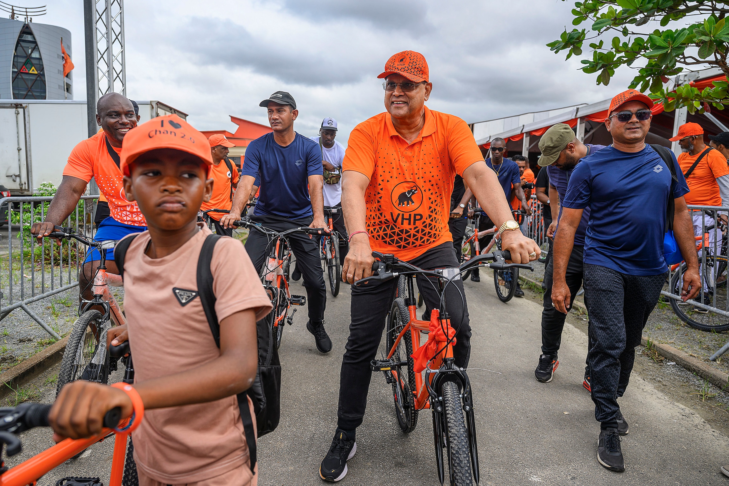 Surinaamse oud-president Santokhi (67), die banden met Nederland ...