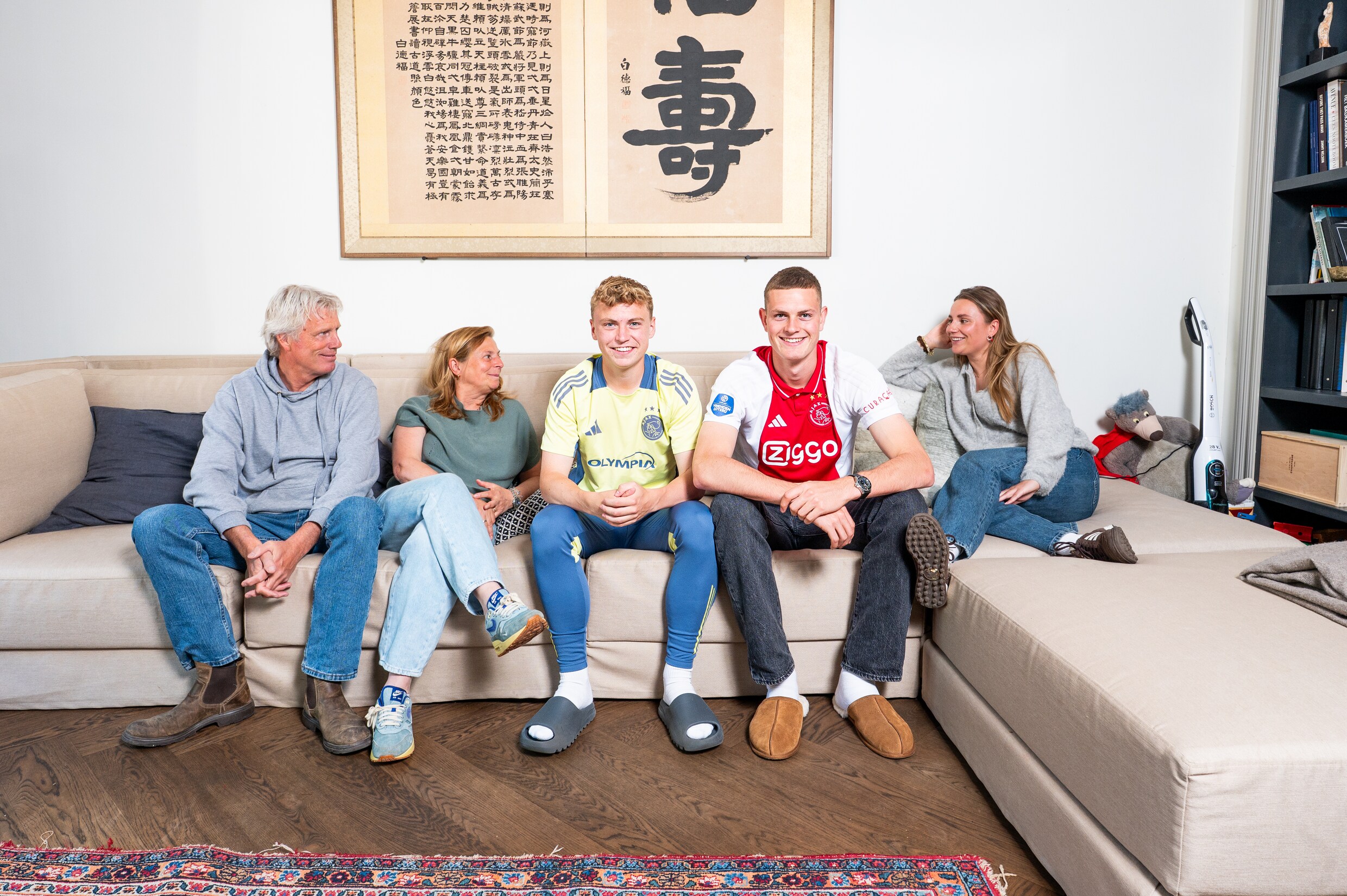 Voetballers in opleiding wonen vaak in een gastgezin. Hoe is dat? ‘Het ...