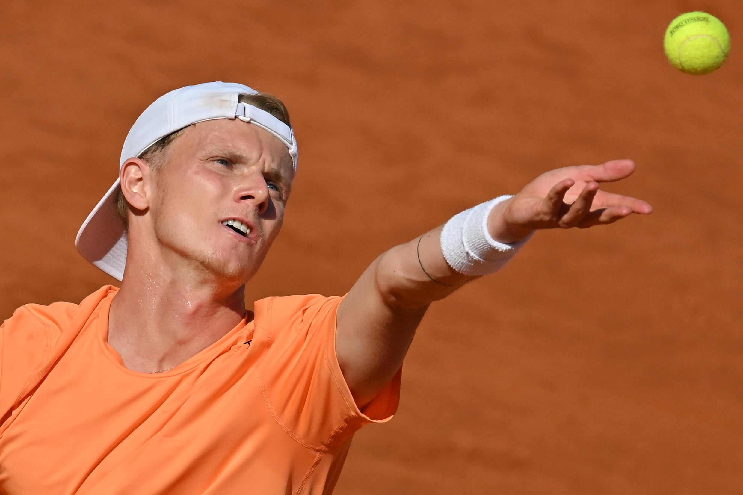 In het jaar van zijn doorbraak begint Jesper de Jong vol zelfvertrouwen ...