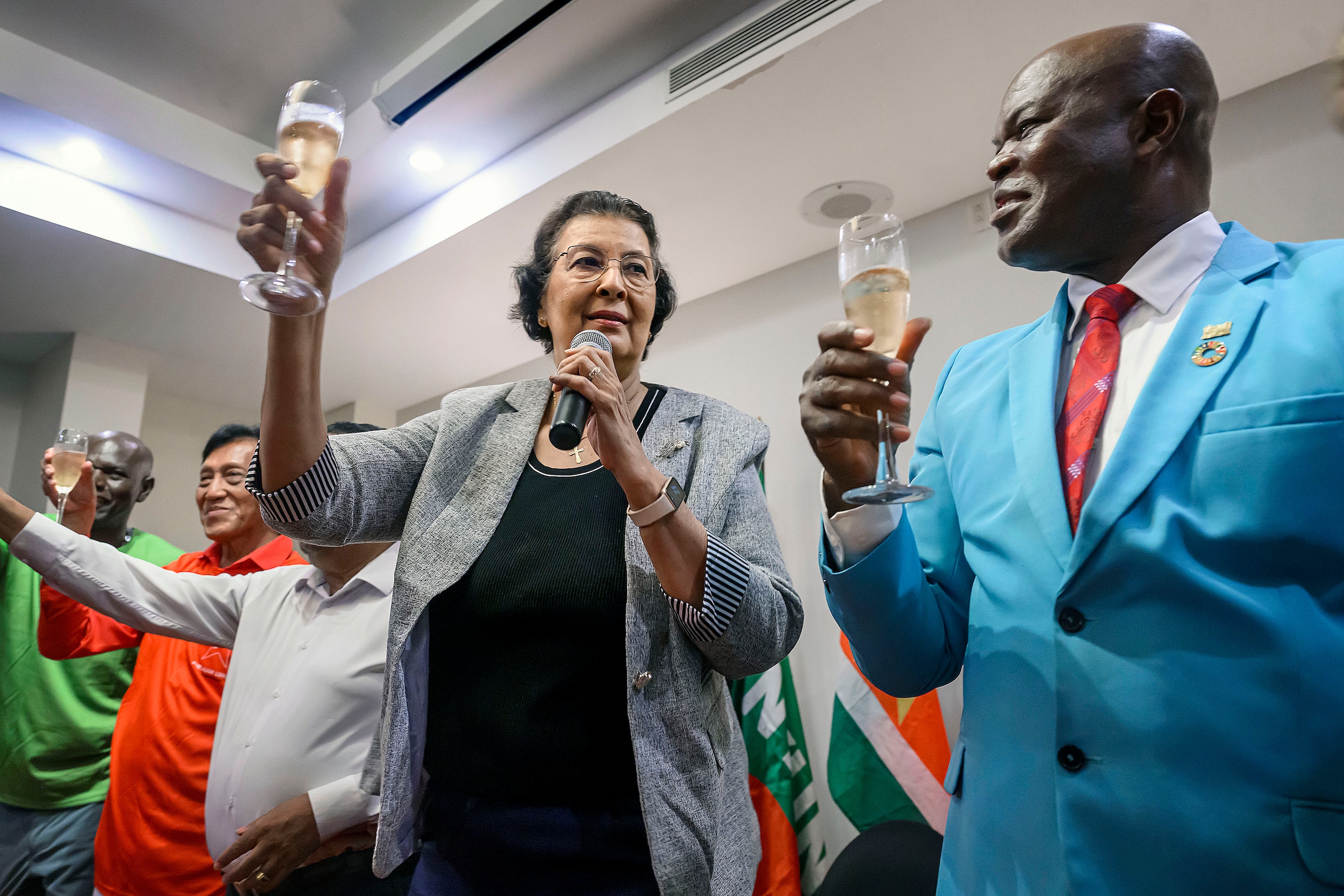 Suriname krijgt vrijwel zeker Jenny Simons als president, Santokhi ...