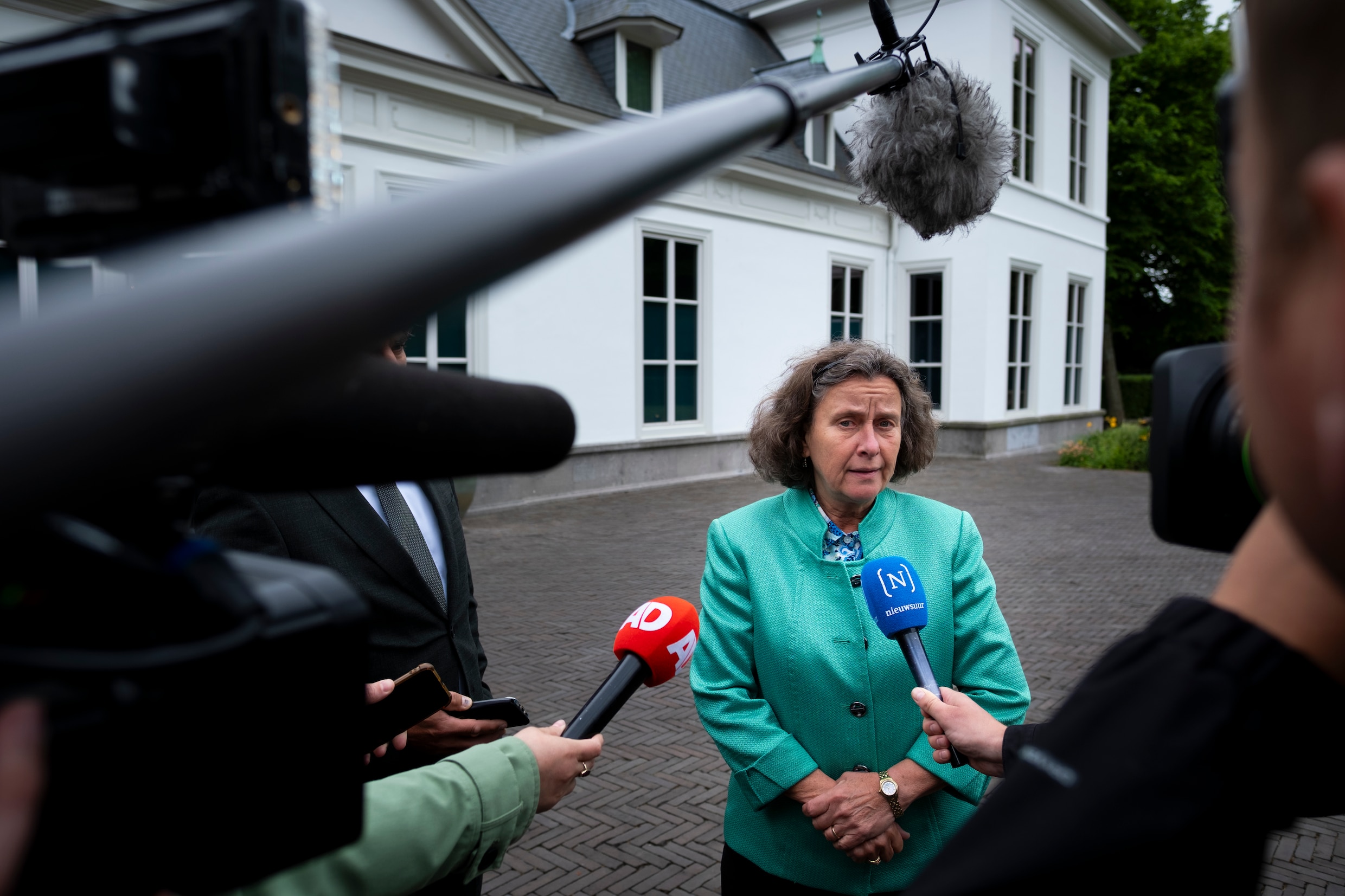 Faber na honderden Kamervragen: asielmaatregelen hoeven toch niet ineens uitgevoerd | de Volkskrant