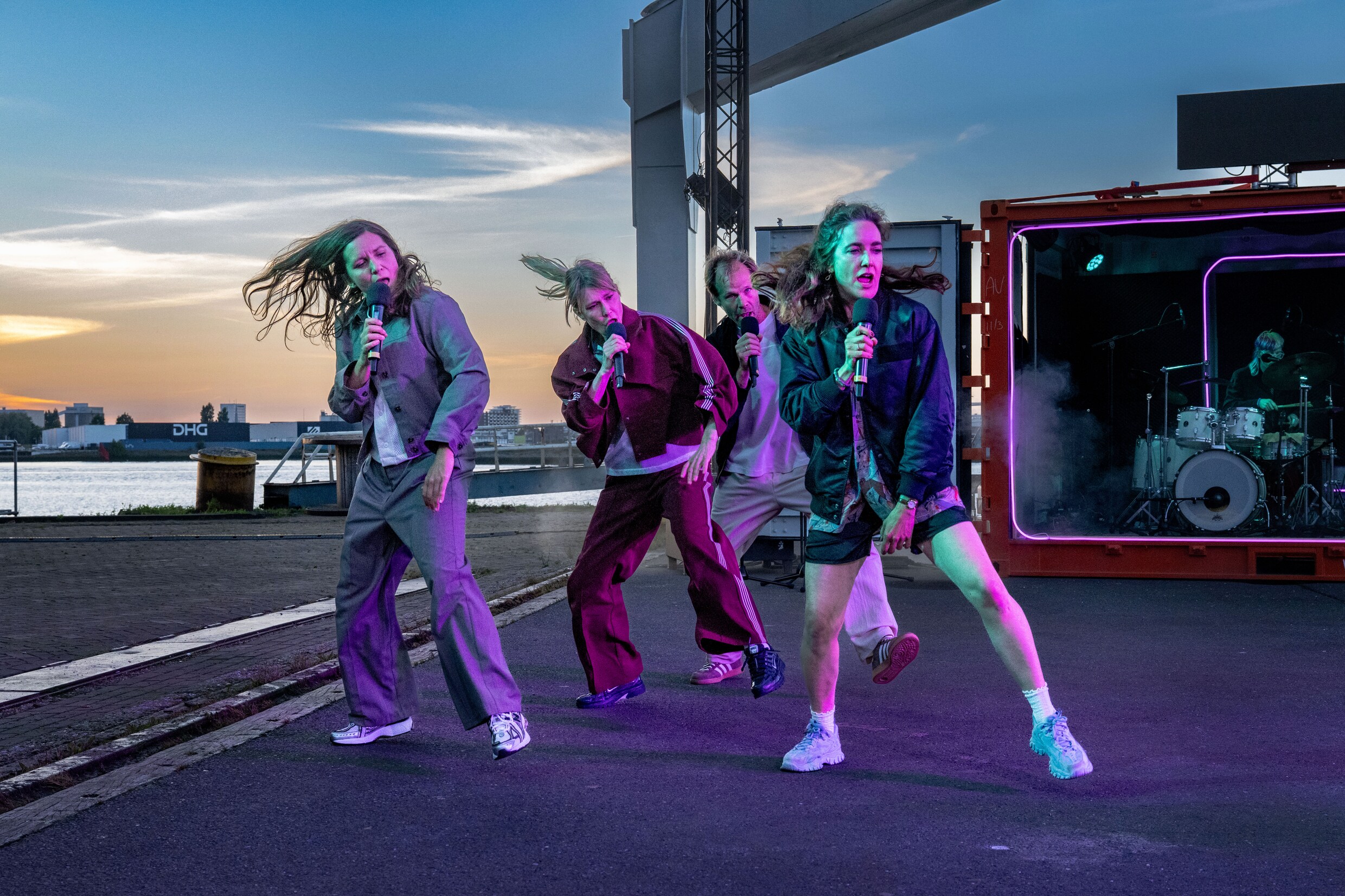 Wunderbaum slaat je in de geniale voorstelling ‘Bulk’ om de oren met de ...