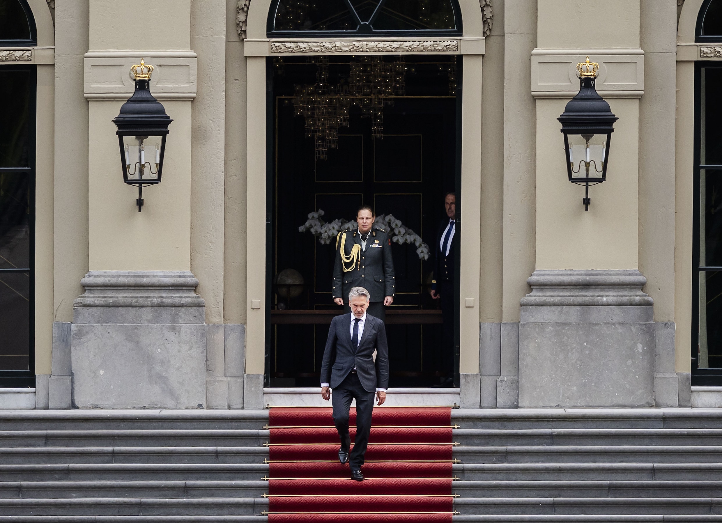 Het kabinet is gevallen, maar verkiezingen zijn ver weg, dus premier ...