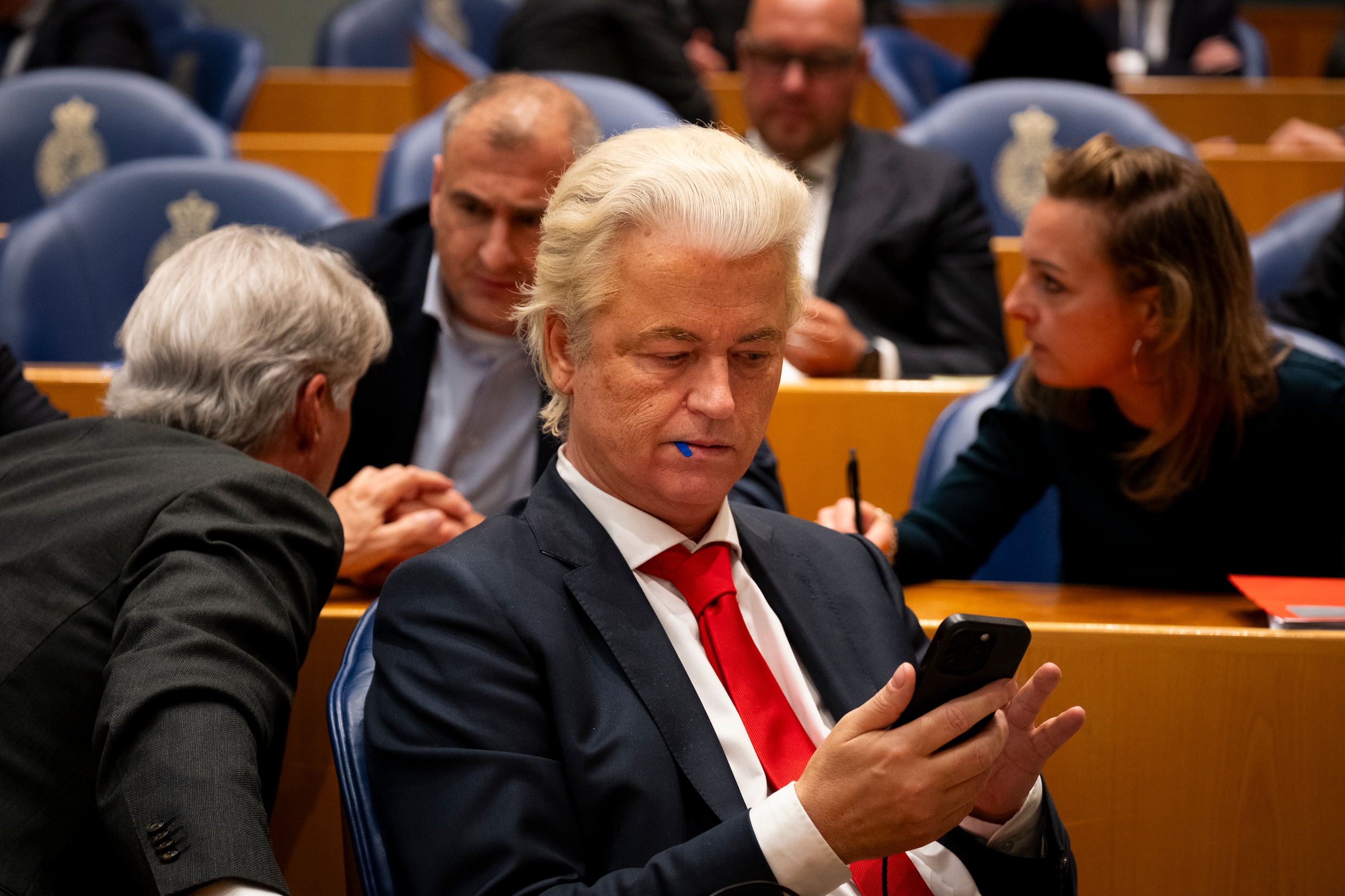 Na de val van het kabinet gonst het van het onheil over Nederland. Stop met deze doemporno | de ...