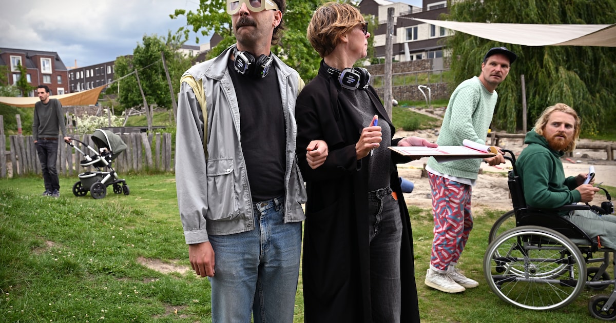 Je eigen stad even als ‘buitenstaander’ ervaren: ‘De wereld is ingericht voor wie binnen de ...