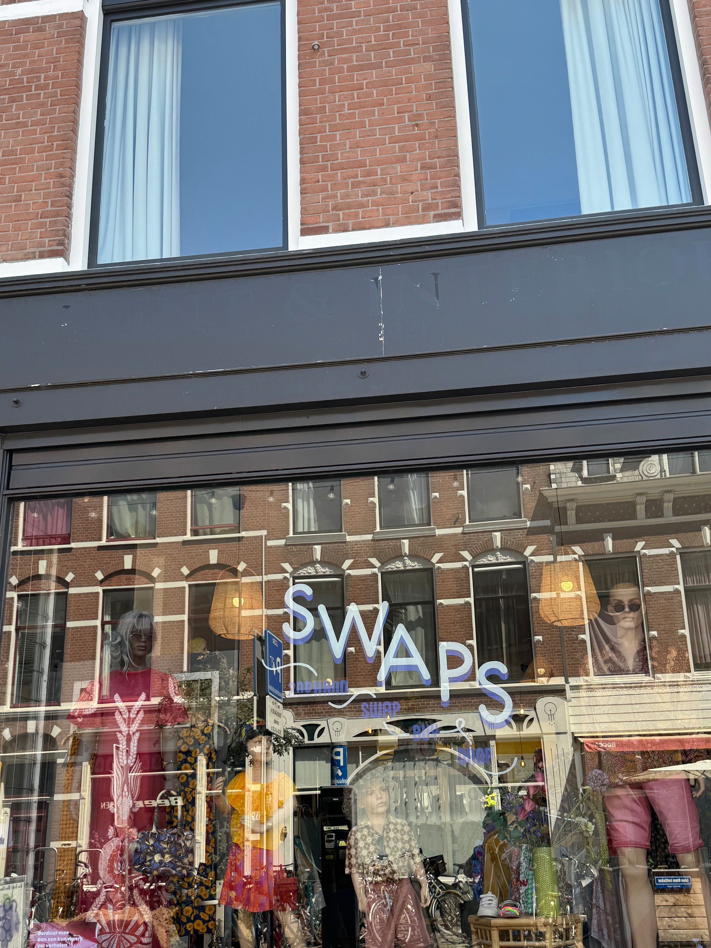 De Winkelman levert een kort tennisbroekje in bij deze kledingruilzaak ...
