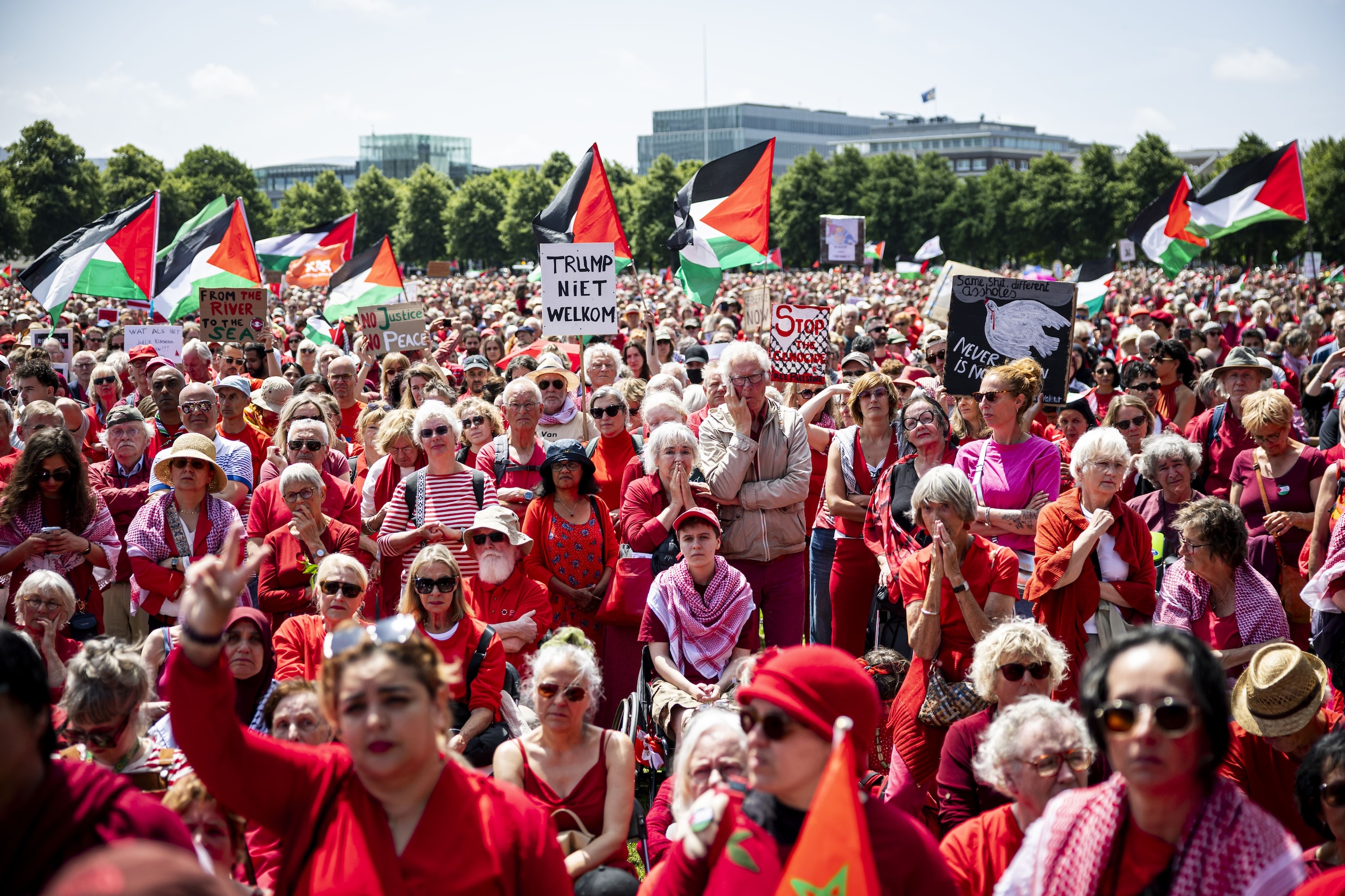 Opnieuw massaal protest in Den Haag tegen Gaza-oorlog en Israël-beleid ...