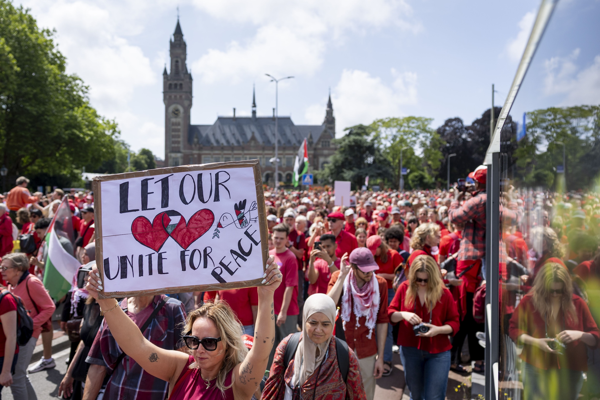 Opnieuw massaal protest in Den Haag tegen Gaza-oorlog en Israël-beleid ...