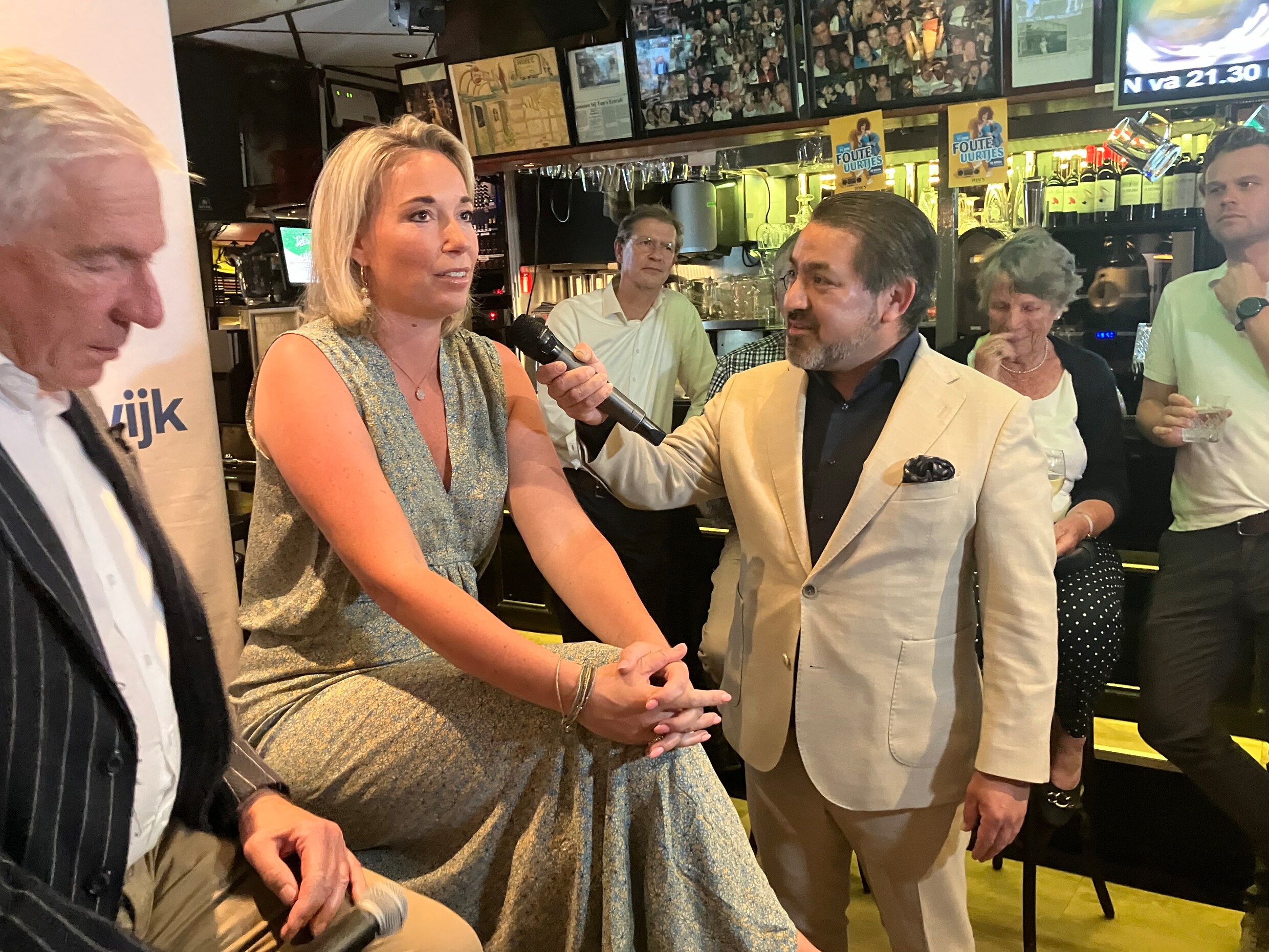 In het VVD-café vertelt oud-staatssecretaris Ingrid Coenradie honderduit over haar Haagse ex ...