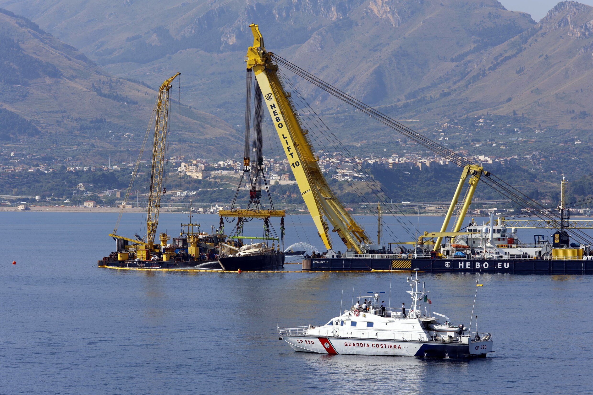 Luxe zeiljacht Bayesian eindelijk geborgen, 10 maanden na fatale storm ...