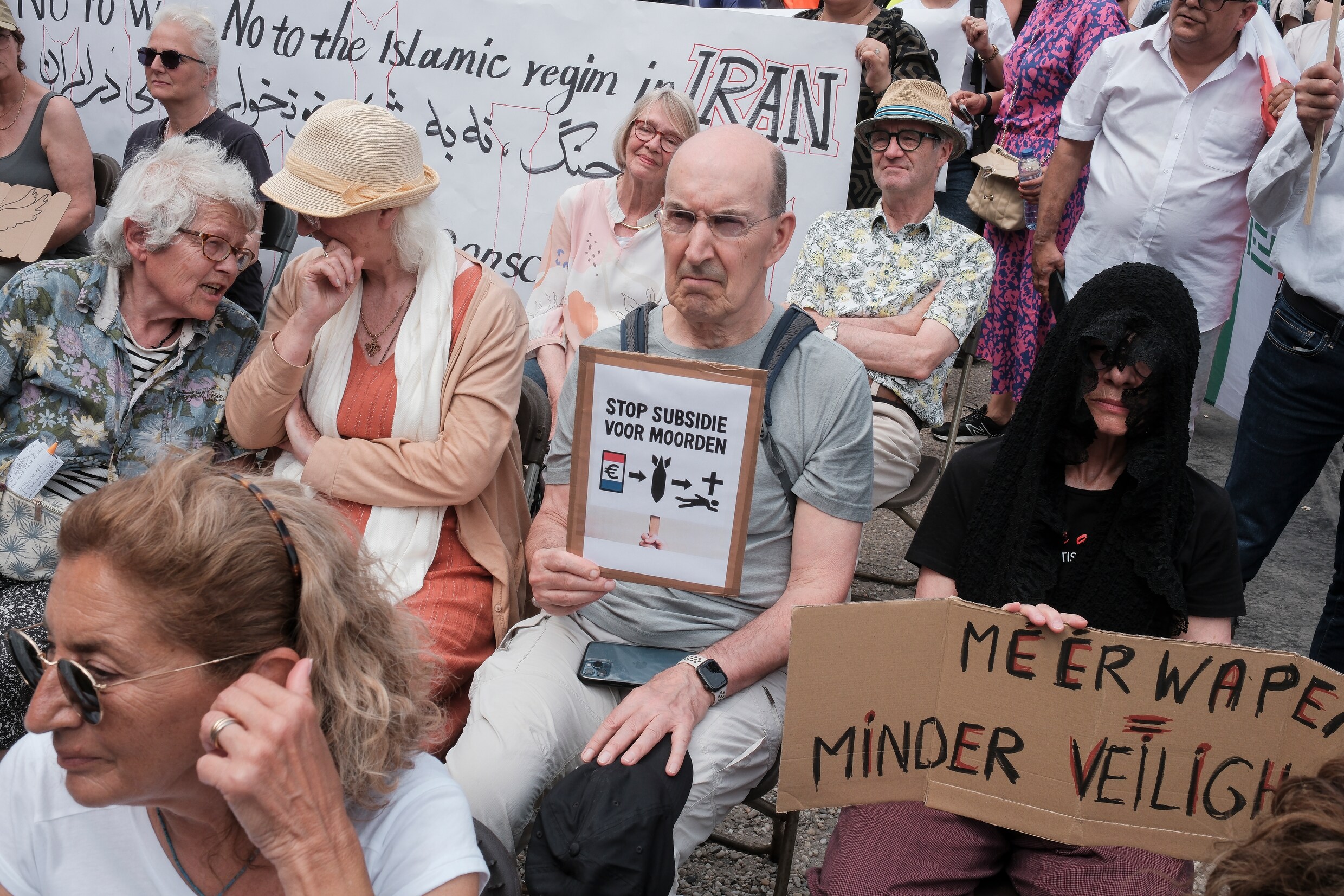 Duizenden demonstranten in Den Haag tegen hogere defensie-uitgaven Navo ...