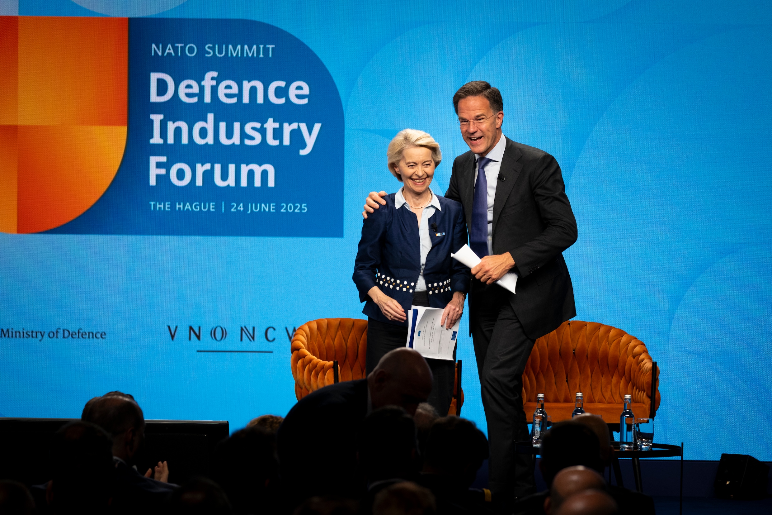 Munitie, munitie, munitie, klinkt het in Den Haag uit volle borst | de ...