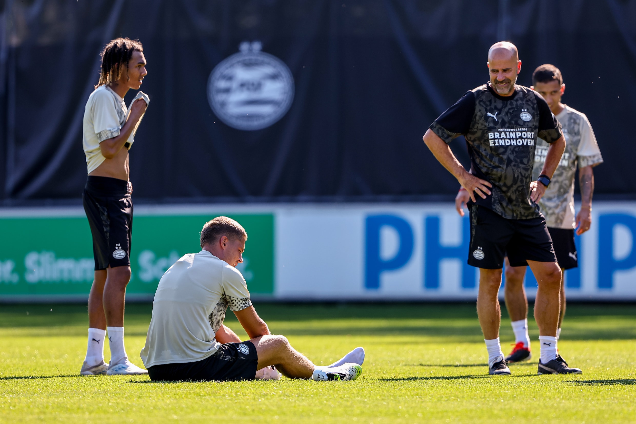 Op de eerste training van PSV blijkt het nog altijd hoogst onzeker of Luuk de Jong zal ...