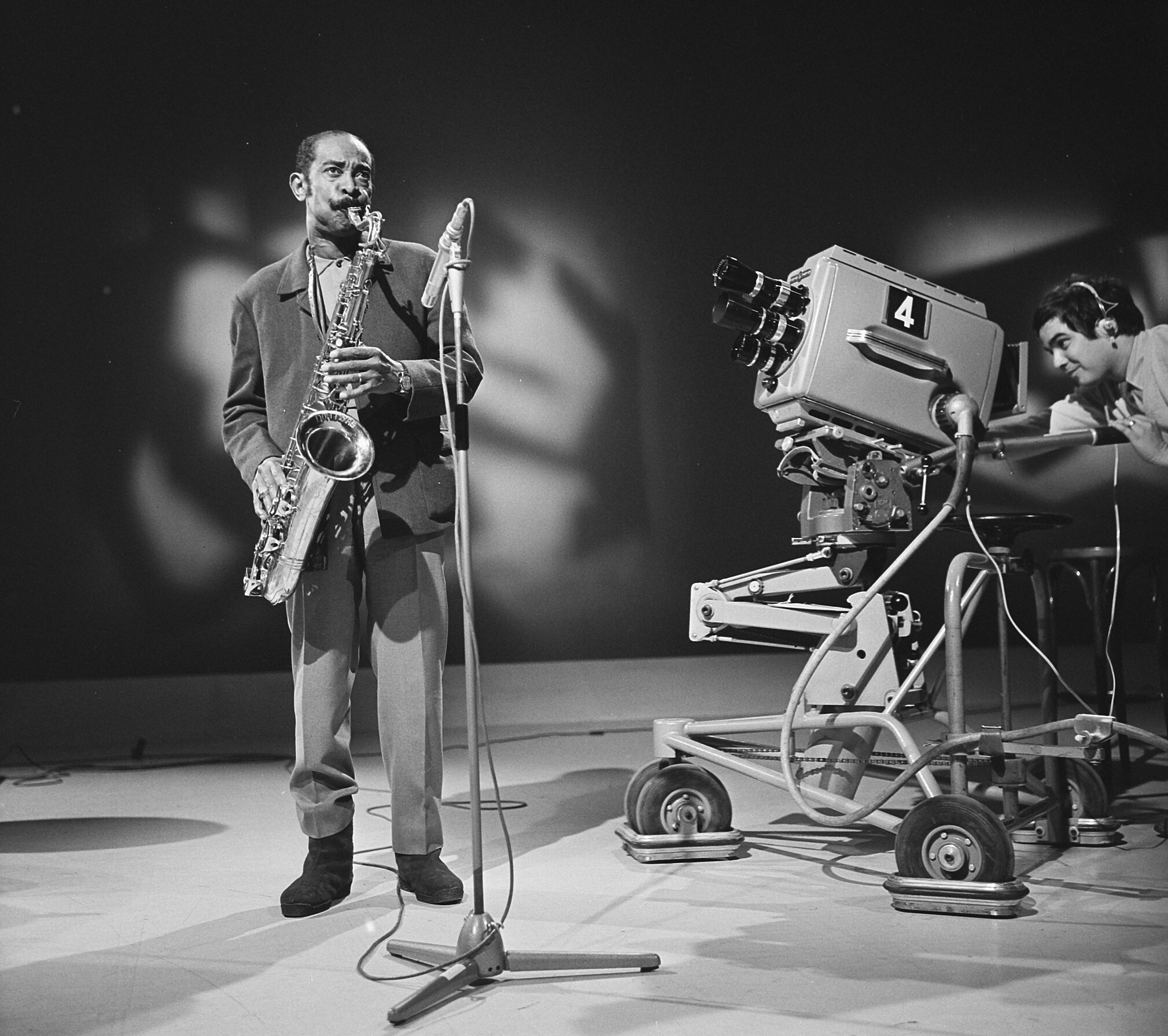 Zijn hit ‘Laura’ behoedde saxofonist Don Byas (wereldberoemd in de ...