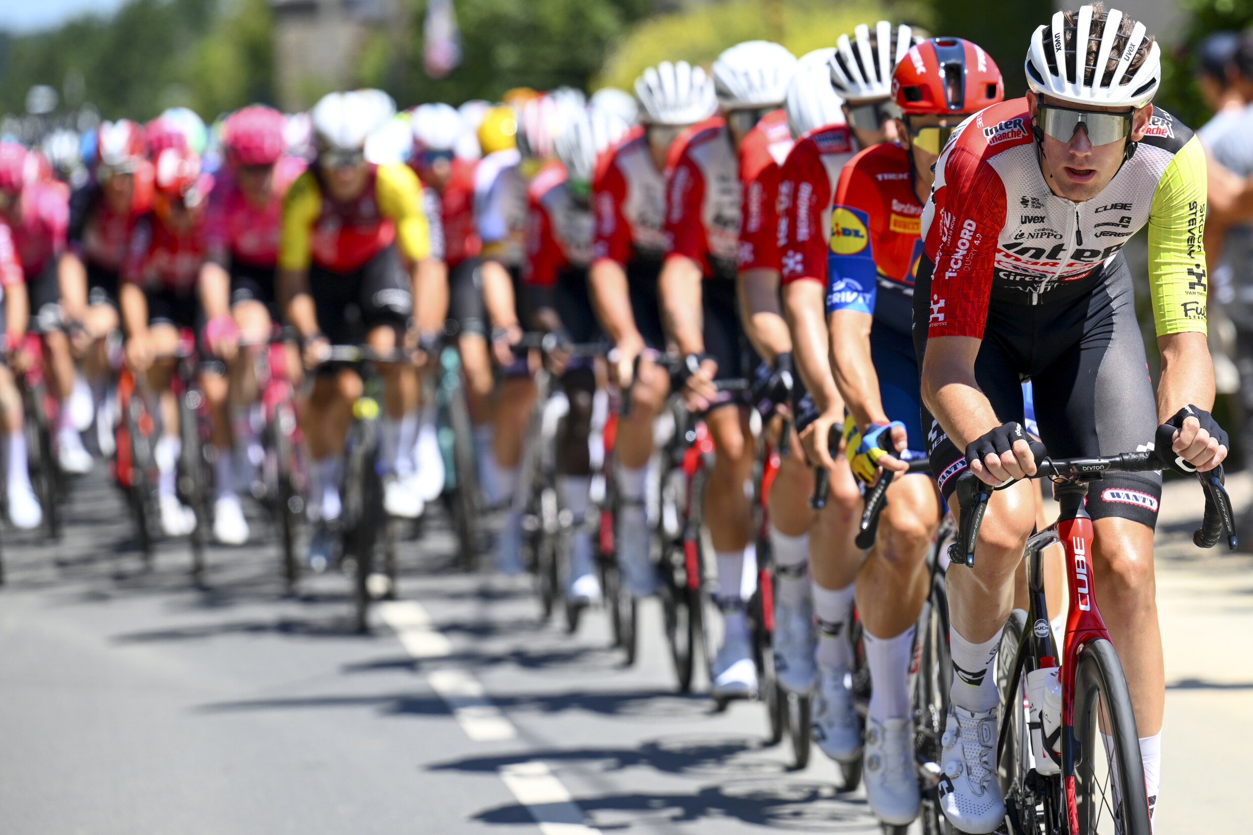 Niks rustdag, het Tourpeloton trekt op deze maandag ‘quatorze juillet ...