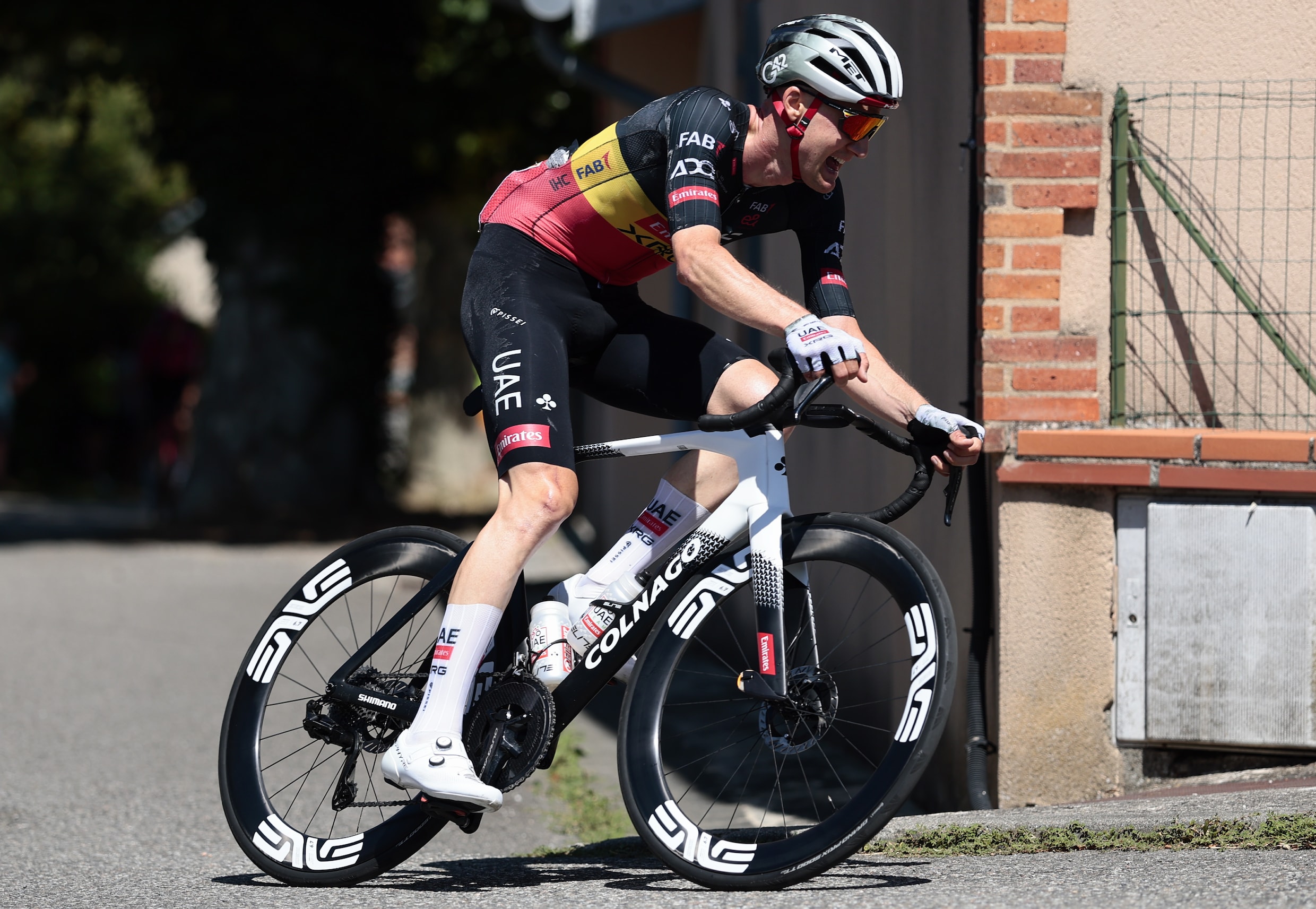 Tour 2025: Van Aert troeft Pogacar af in kletsnat Parijs | de Volkskrant