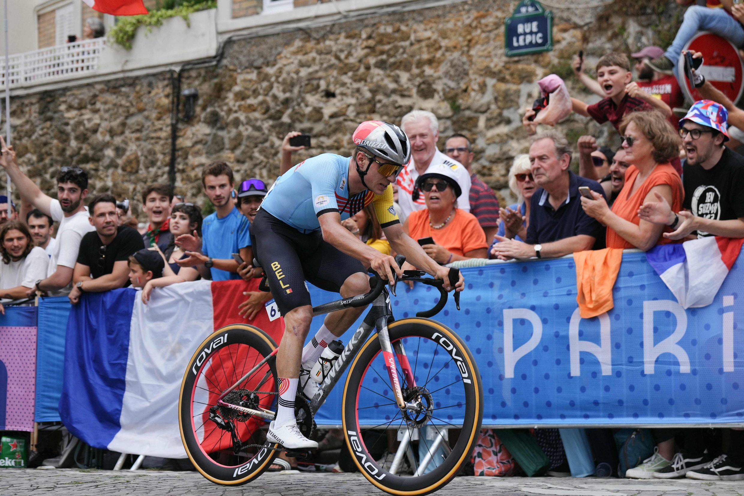 Tour 2025: Van Aert troeft Pogacar af in kletsnat Parijs | de Volkskrant