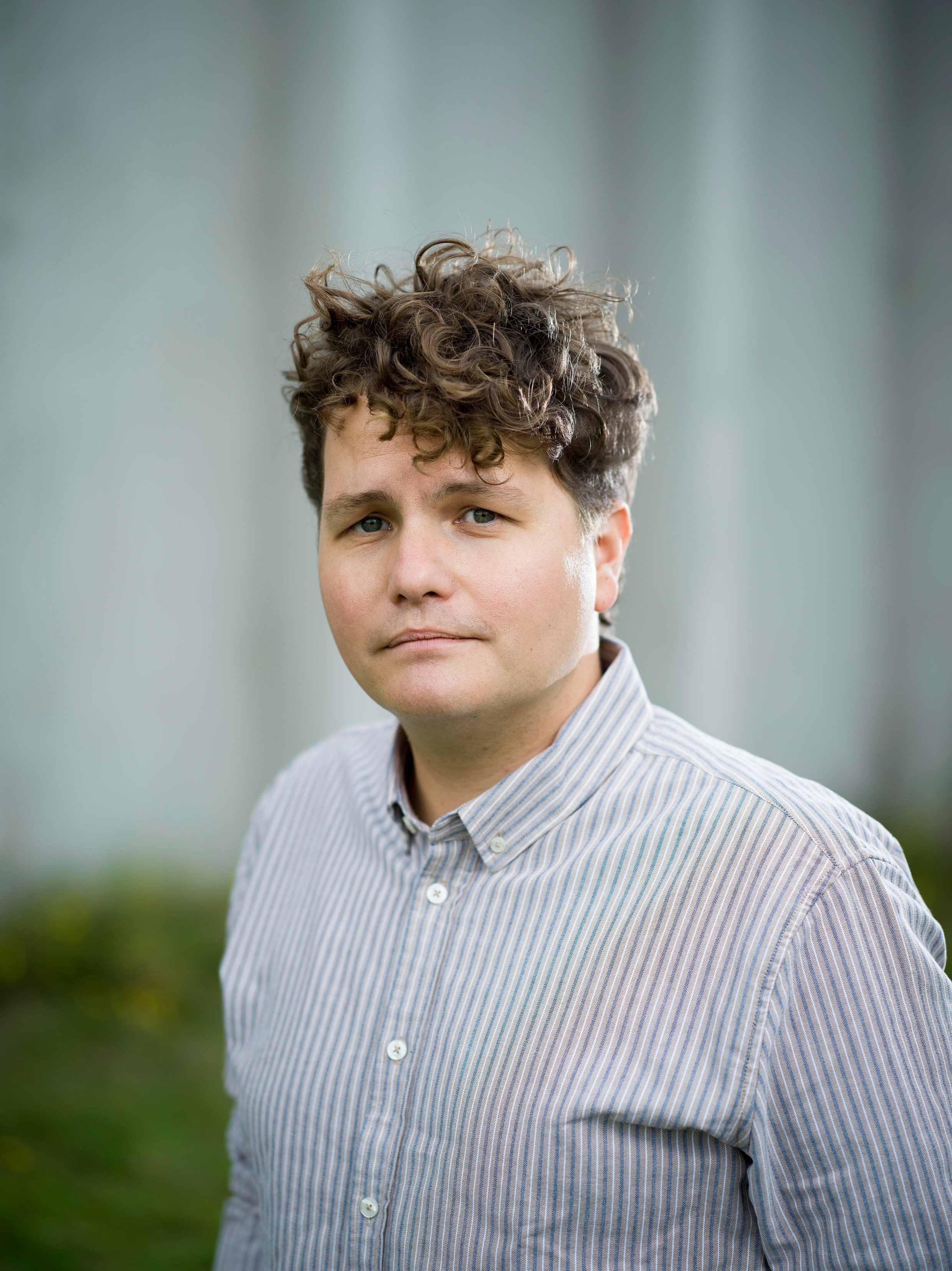 ‘Puntige zinnen die hele werelden tot leven brengen’ – Maarten van der ...