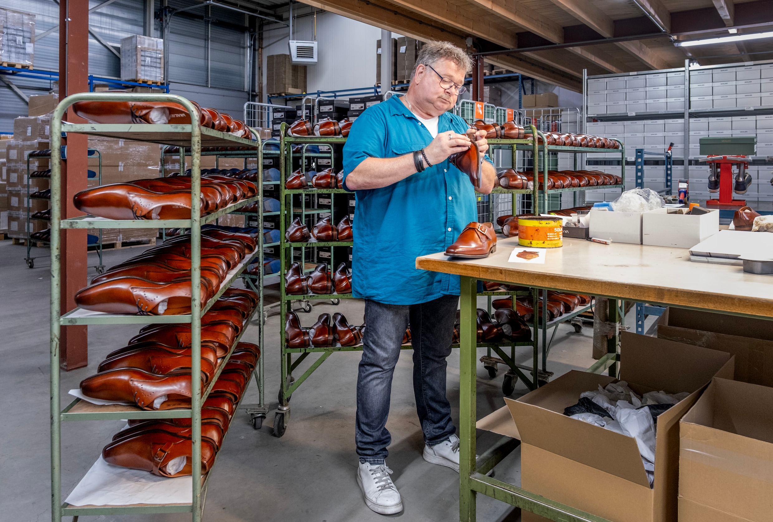 Schoenenmerk Van Lier staat na 210 jaar op omvallen: dochterbedrijven failliet, webshop op zwart ...