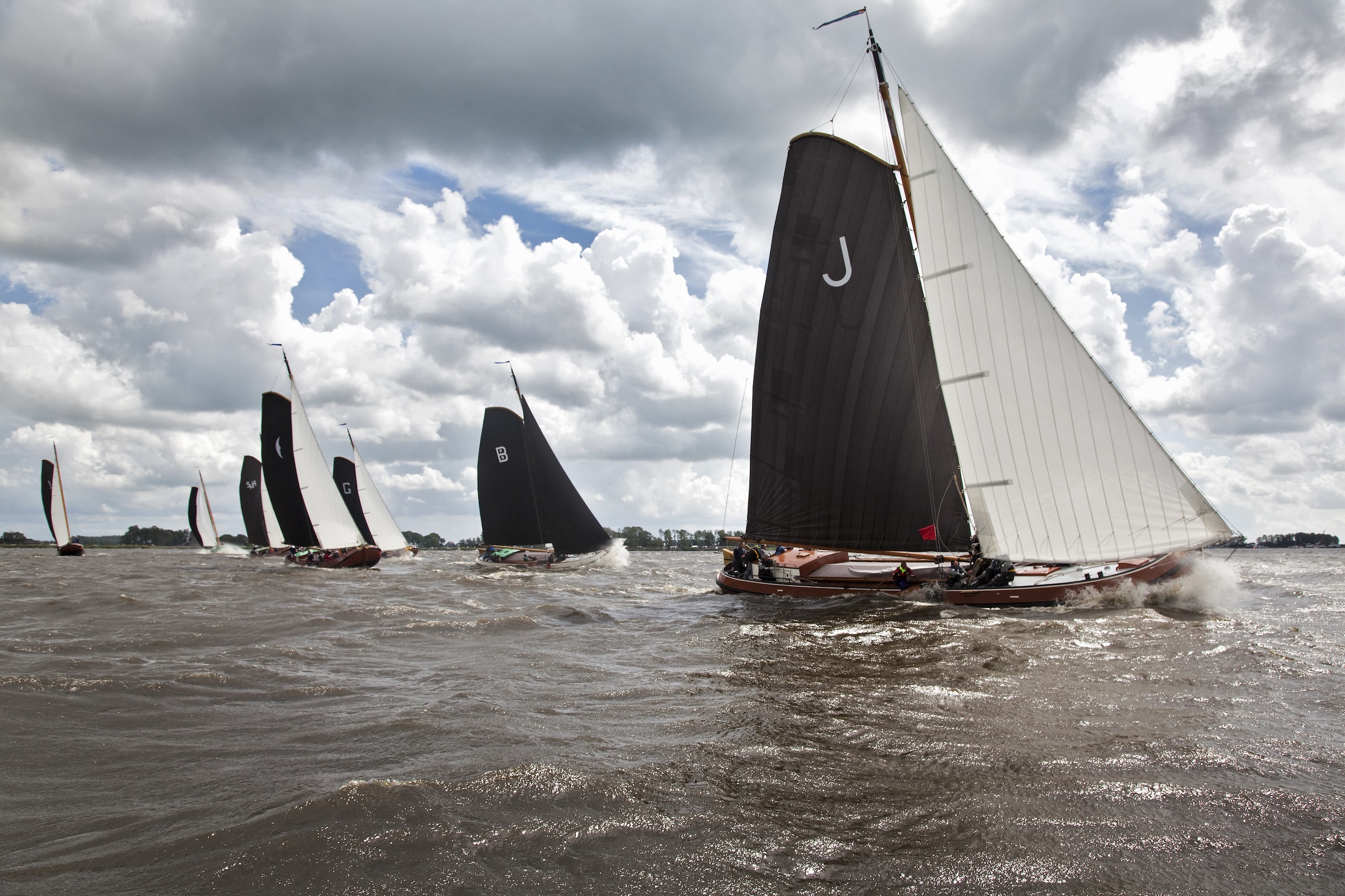 Een ongevraagde zoen op de mond is seksueel geweld, weet deze schipper van het skûtsjesilen nu ...
