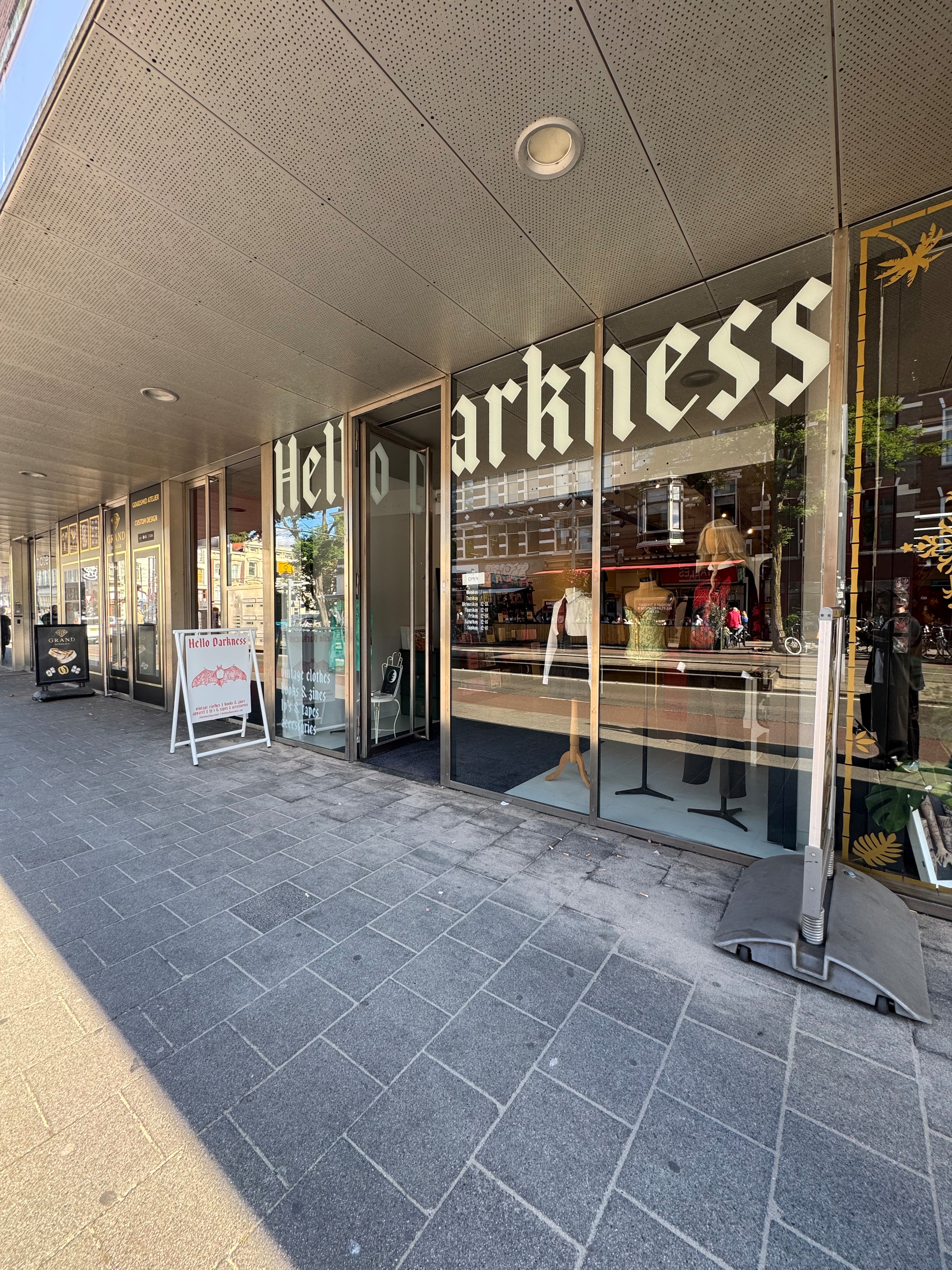 Gothicwinkel Hello Darkness is een broodnodig altaar voor duistere ...