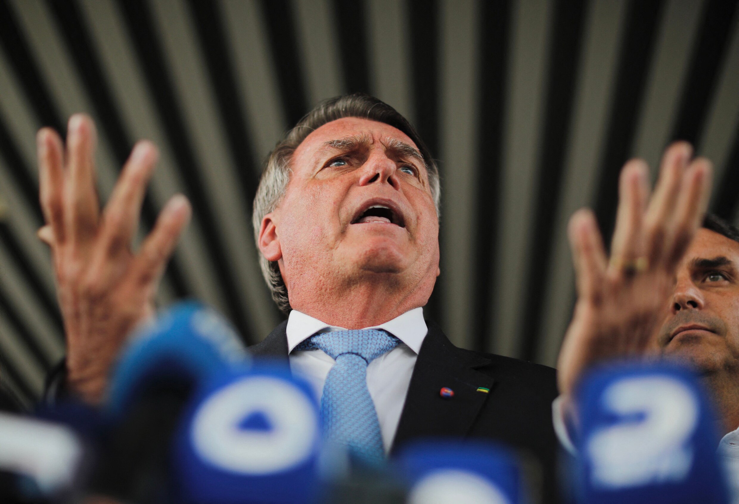 Bolsonaro krijgt 24-uursbewaking wegens ‘vluchtgevaar’ | de Volkskrant