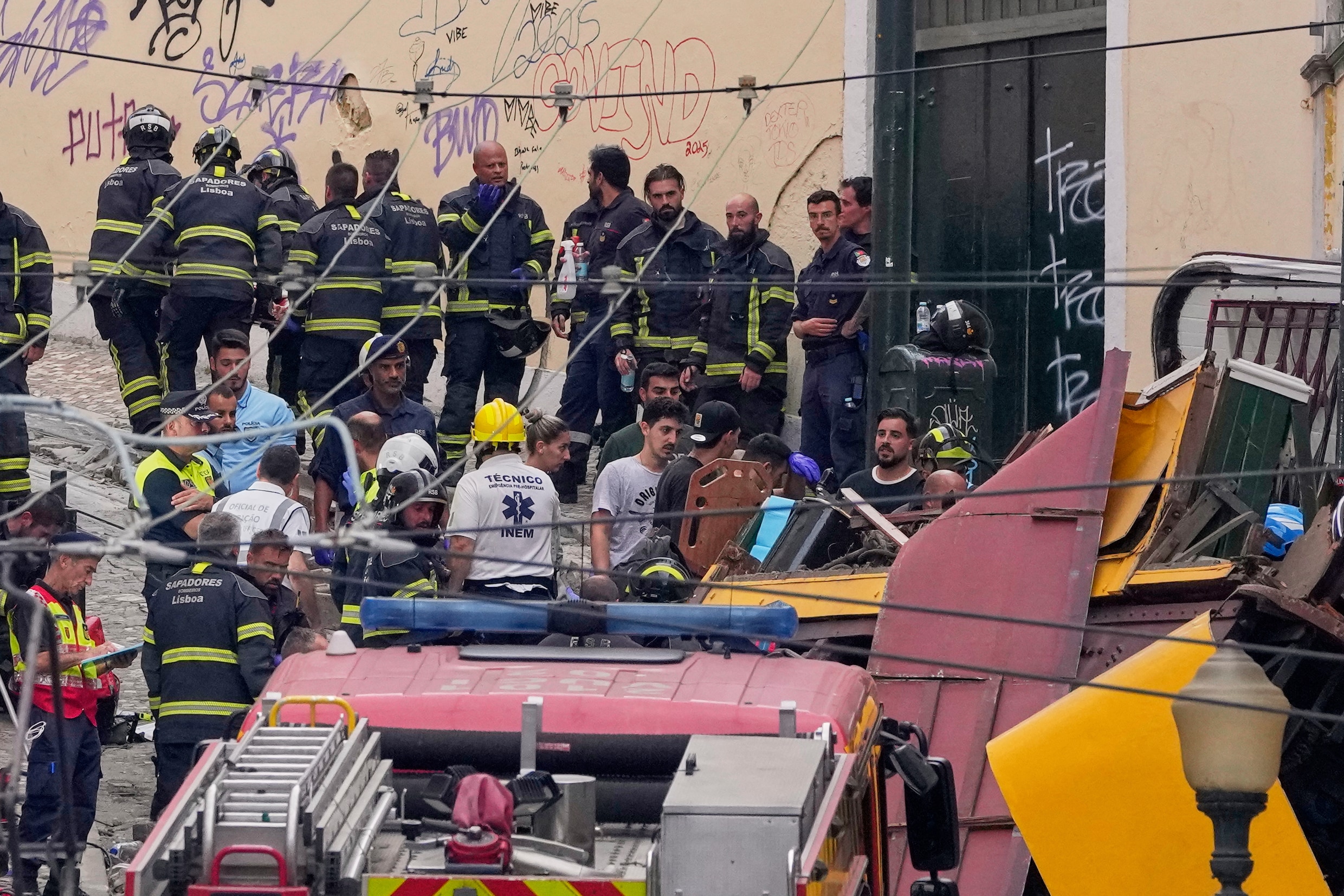Vijftien doden en 23 gewonden bij ernstig ongeluk met tram in Lissabon ...