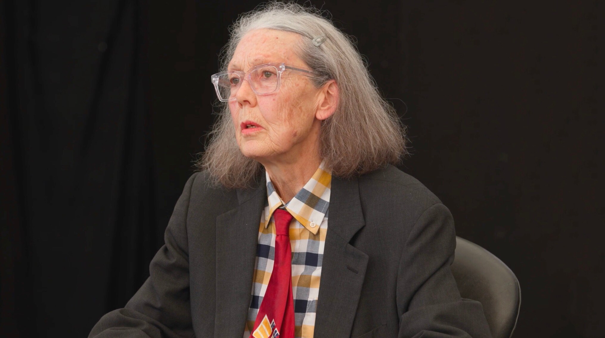 Anne Carson doet alles wat niet zou mogen in ‘Glas, ironie & God’. En ...
