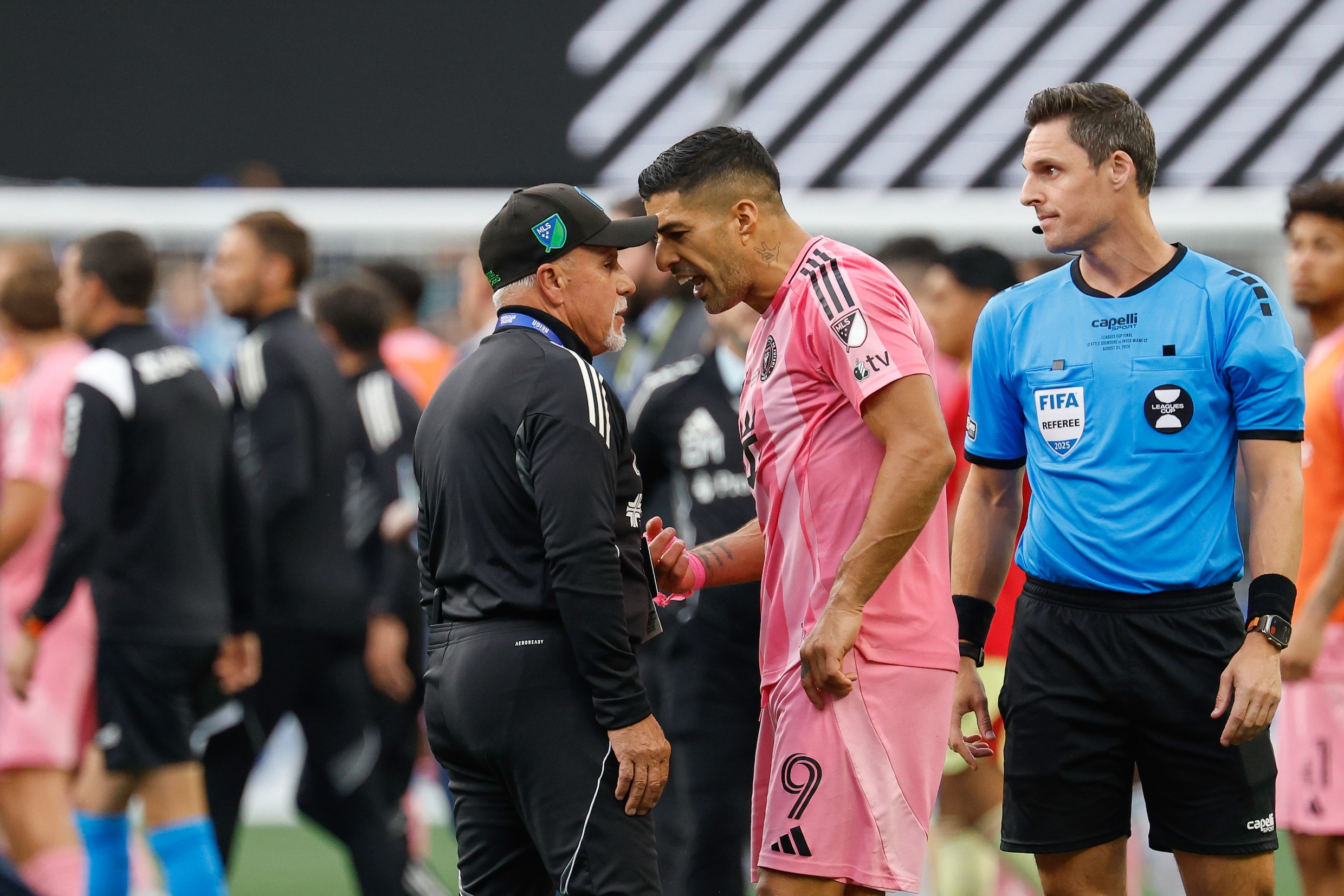 Niet bijten maar spugen: Luis Suárez laat zich weer eens van zijn slechtste kant zien | de ...