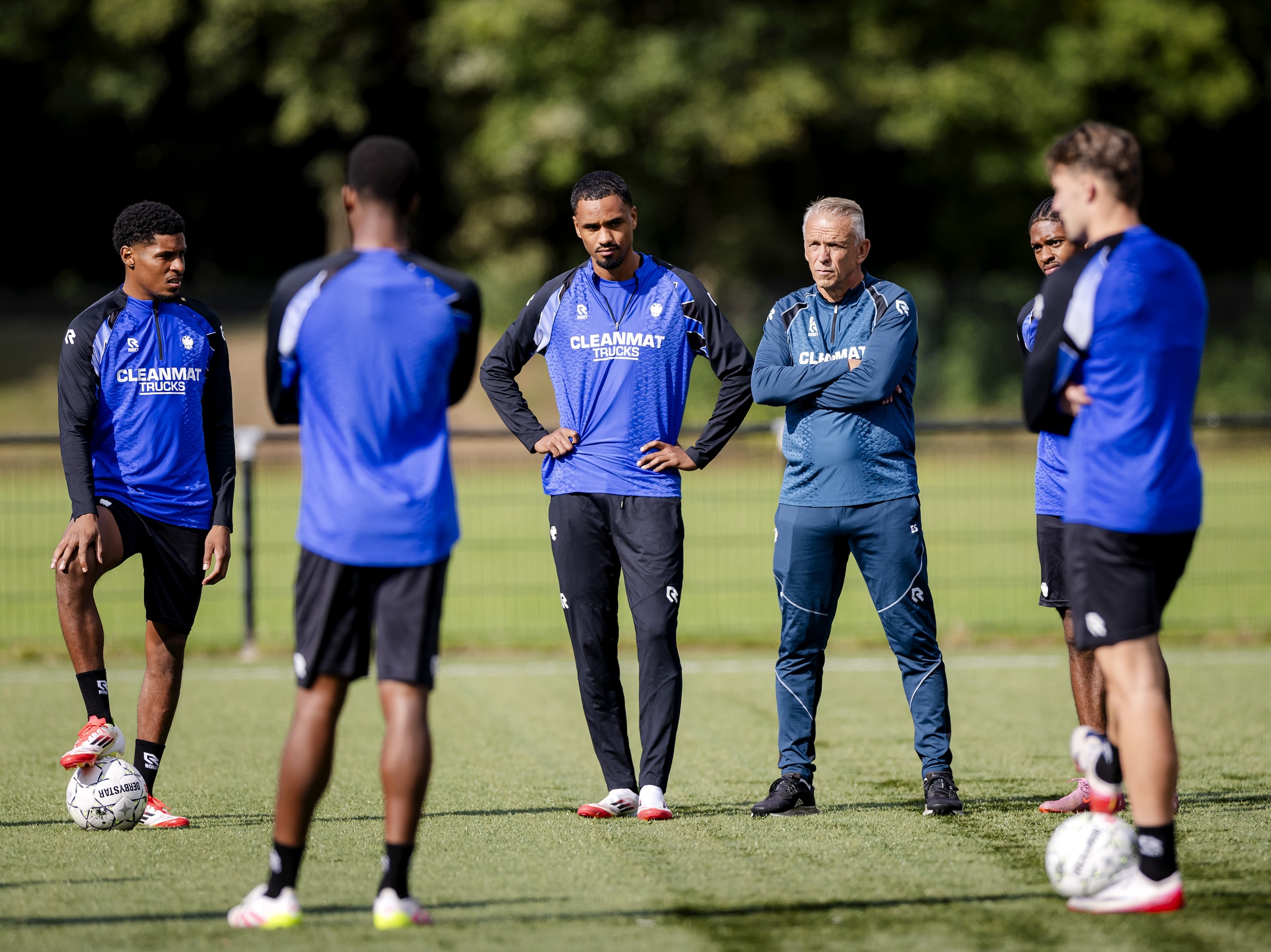 Hectiek en vreugde bij Vitesse, een dag voor de eerste wedstrijd | de ...