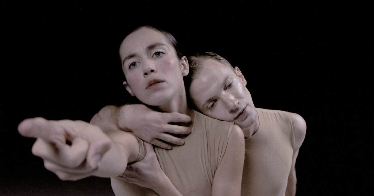 In ‘Delay the Sadness’ maakt hotshot Sharon Eyal meer dan eerder plaats voor emotioneel geladen ...