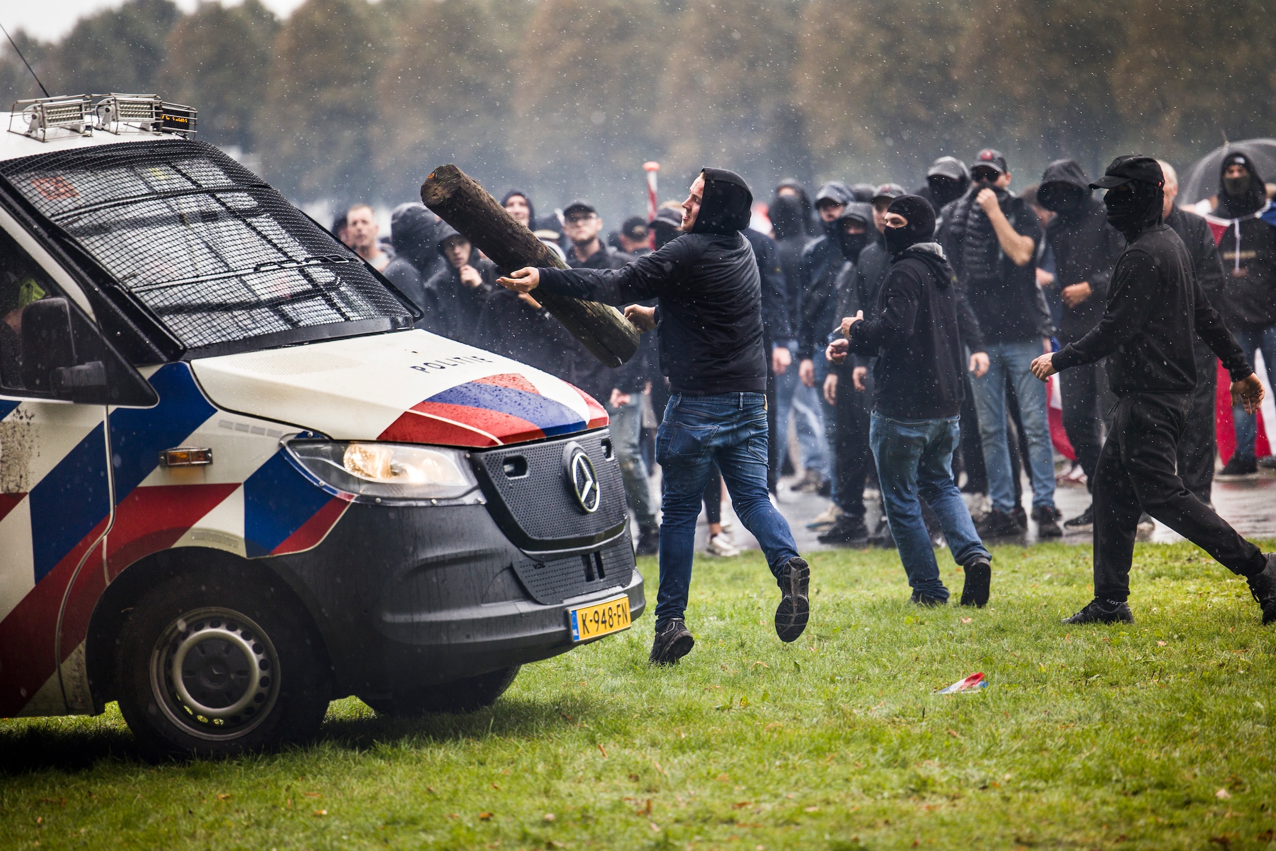 Pleegden extreemrechtse demonstranten politiek geweld in Den Haag? Met ...