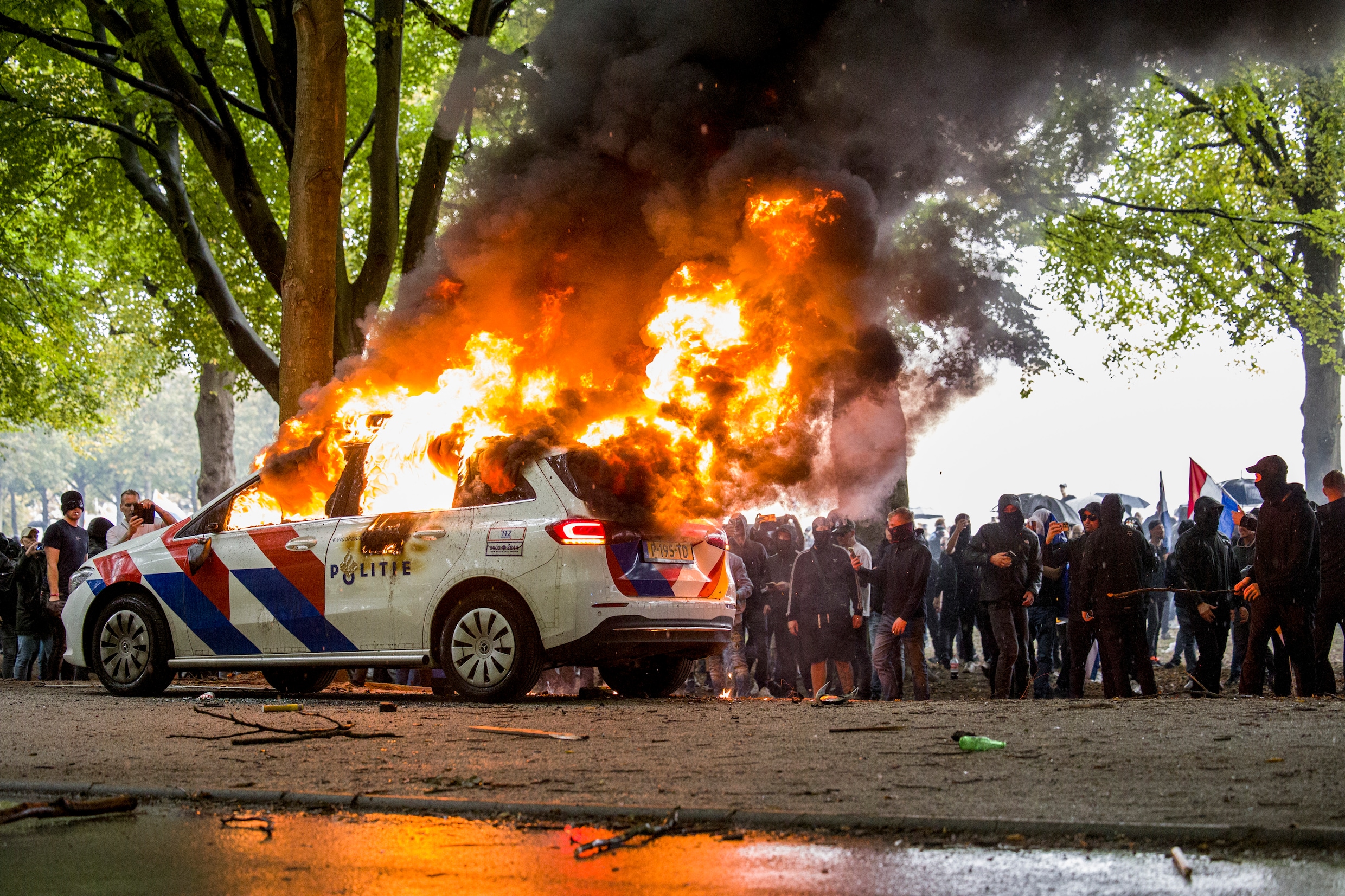 Niet zijn nitraat maar de fakkel van een ander deed de politiewagen ...