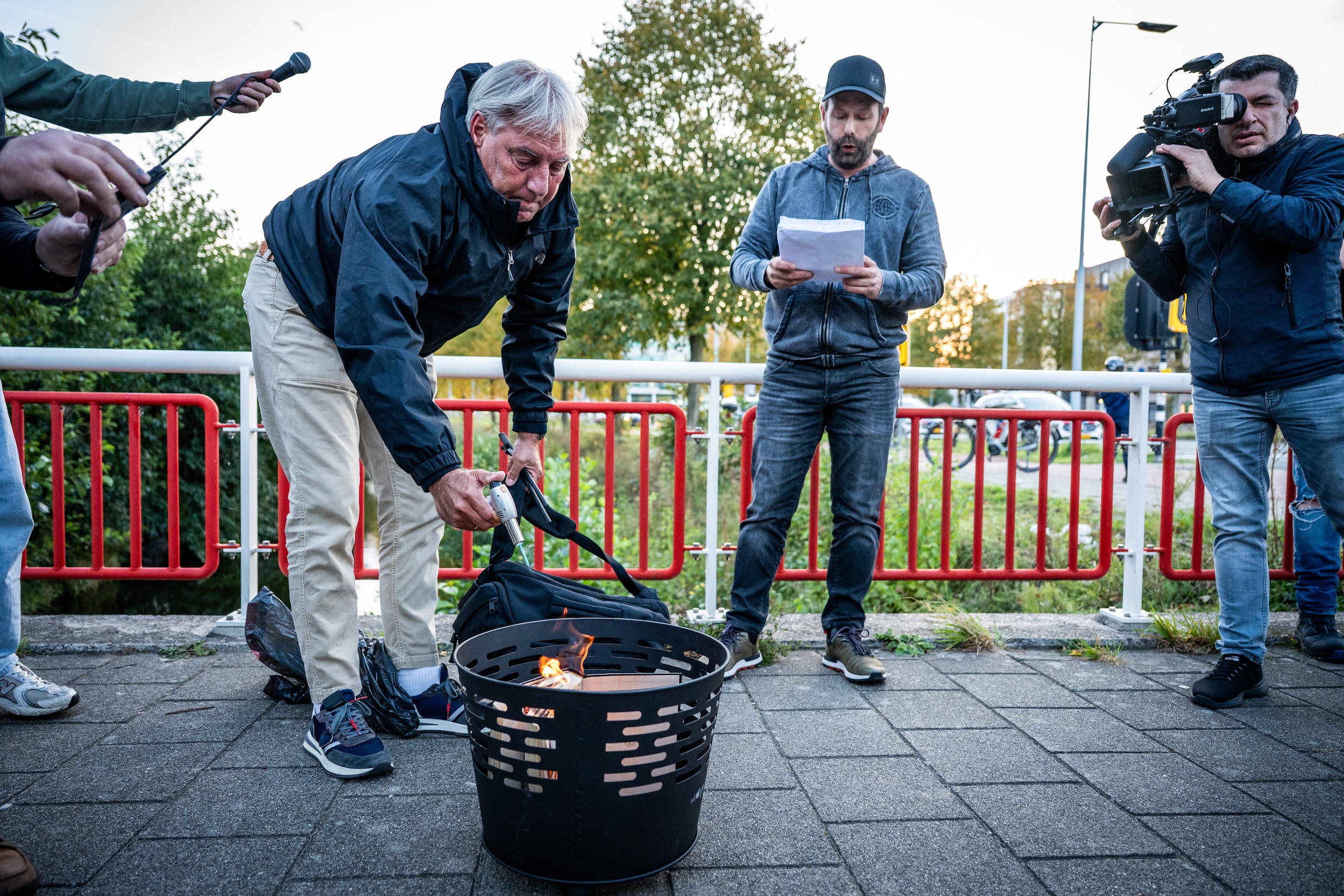 Rellen na koranverbranding bij azc in Hoofddorp leiden tot zeven aanhoudingen | de Volkskrant