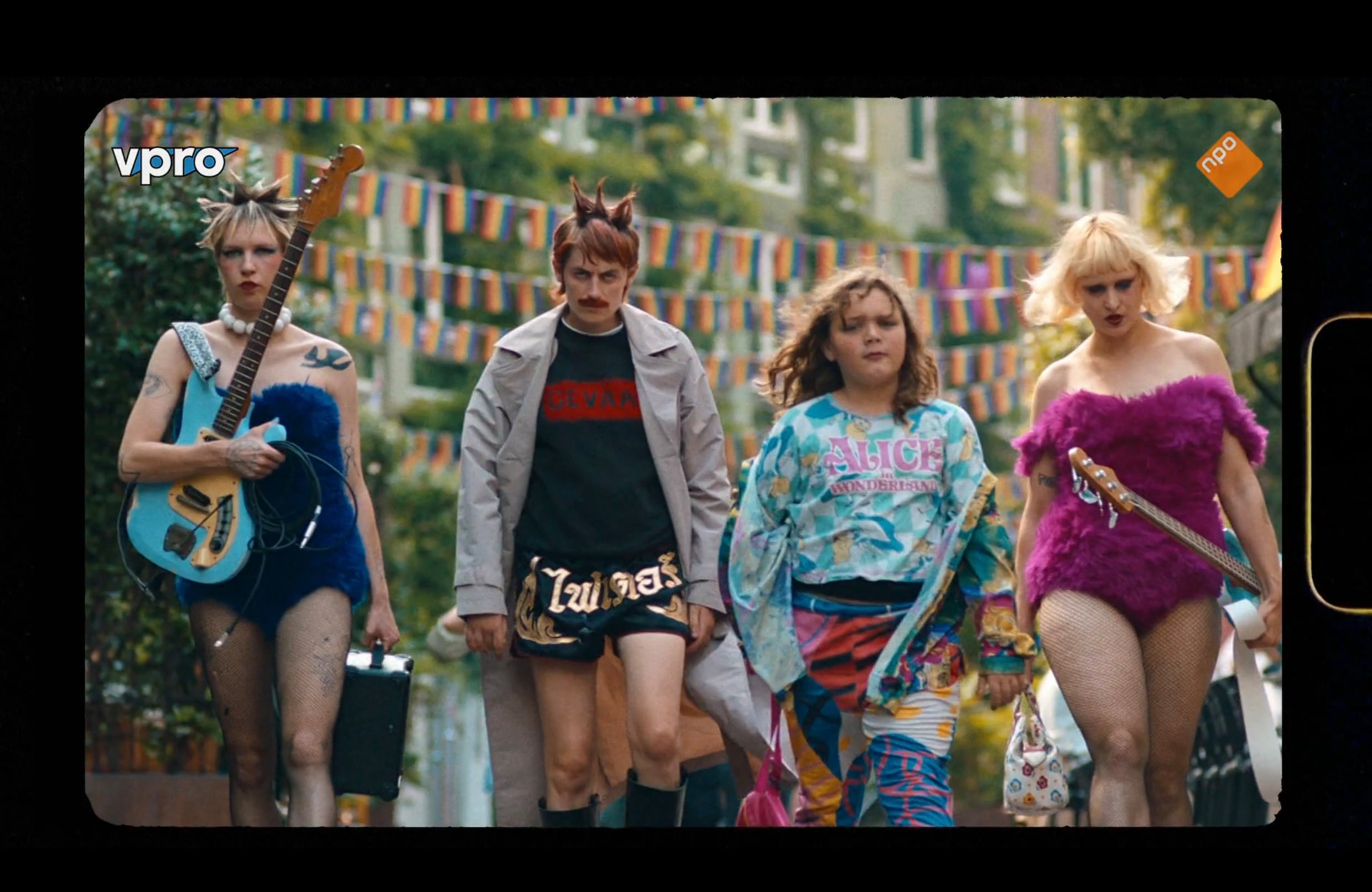 In het heerlijke ‘Bollox’ smelt de roodbesnorde Merel de woede van ...