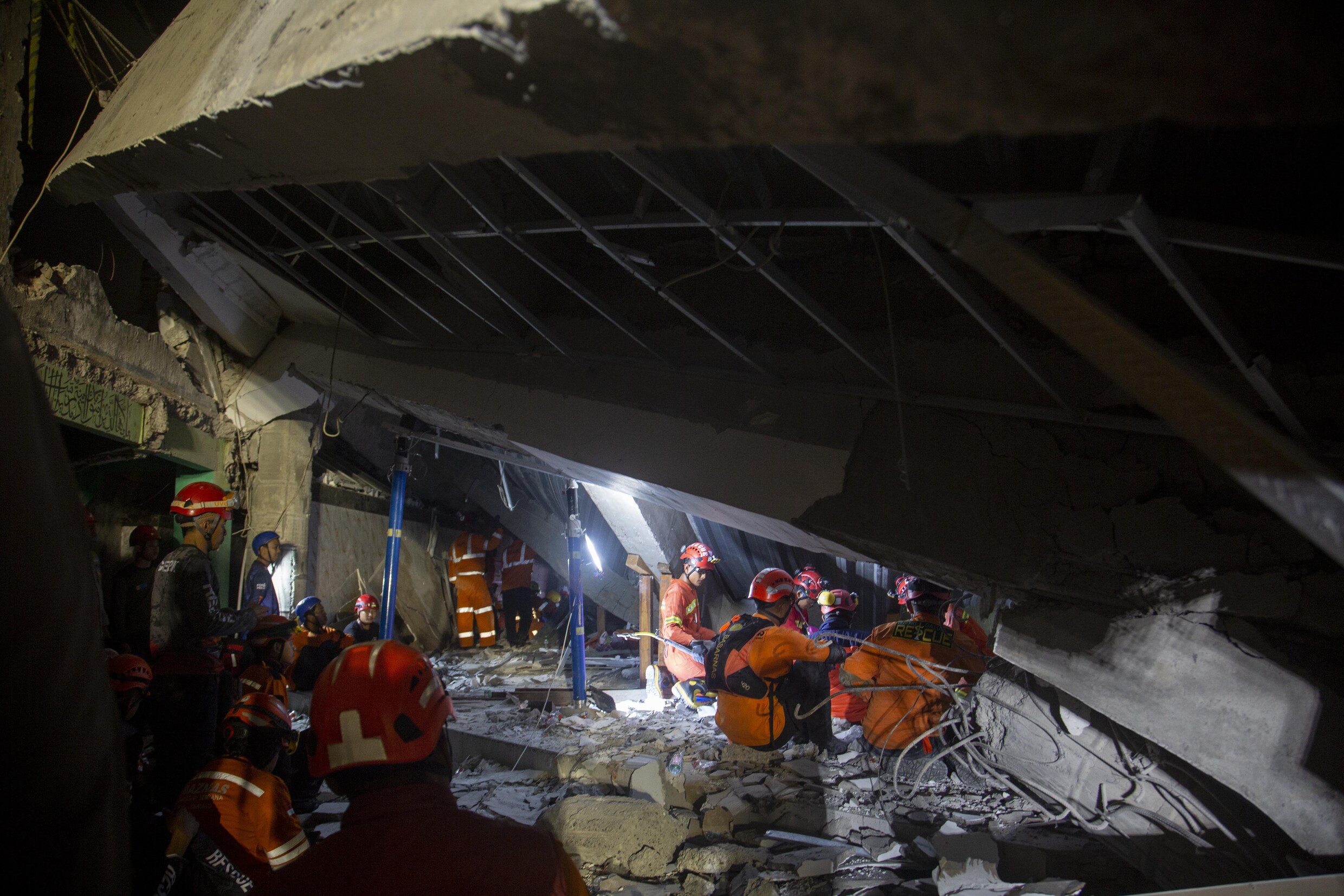 Tientallen leerlingen nog vast onder puin van ingestort schoolgebouw in ...