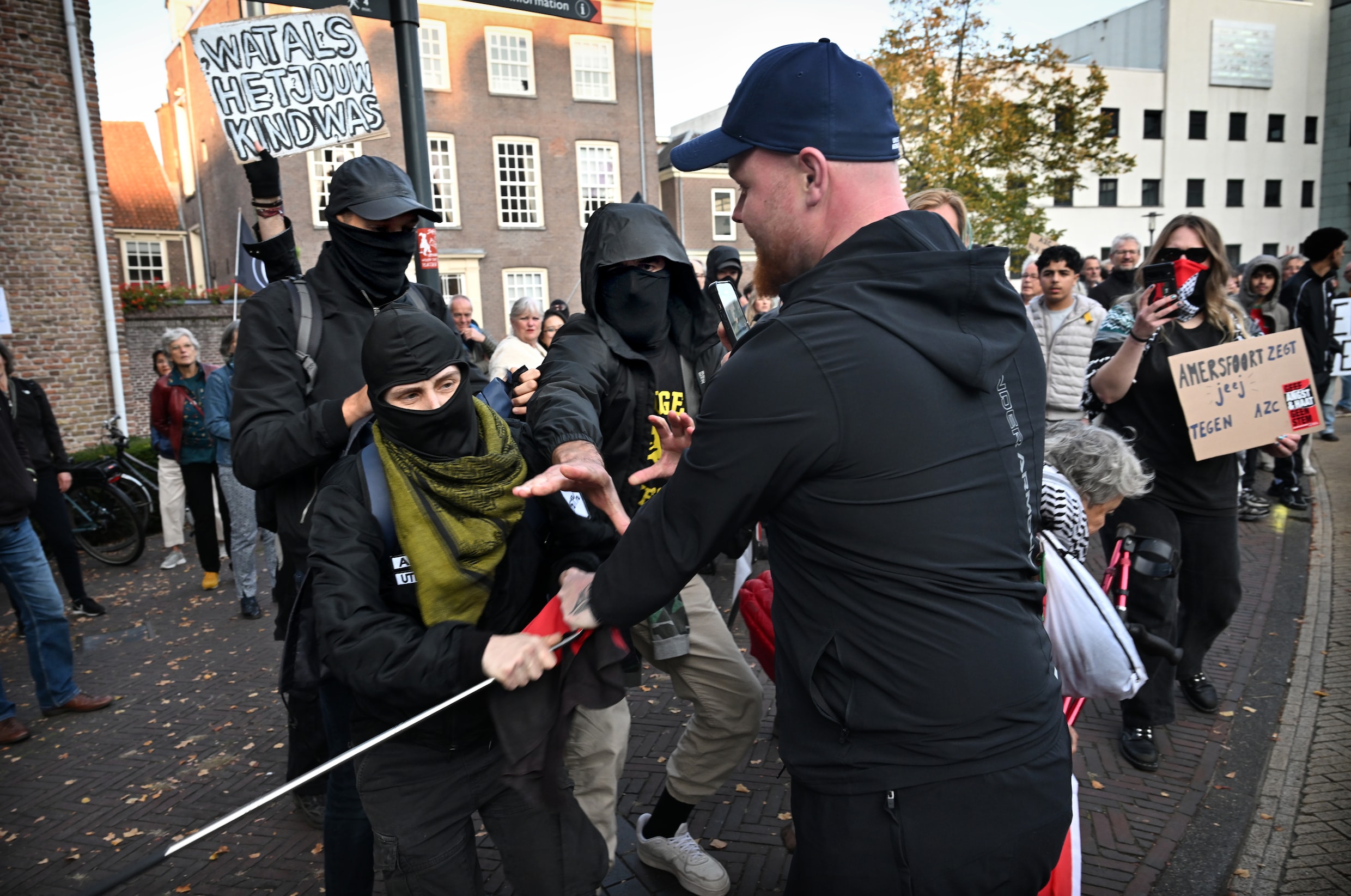Antifascisten geven extreemrechts een grote bek terug: ‘Fascisten ...