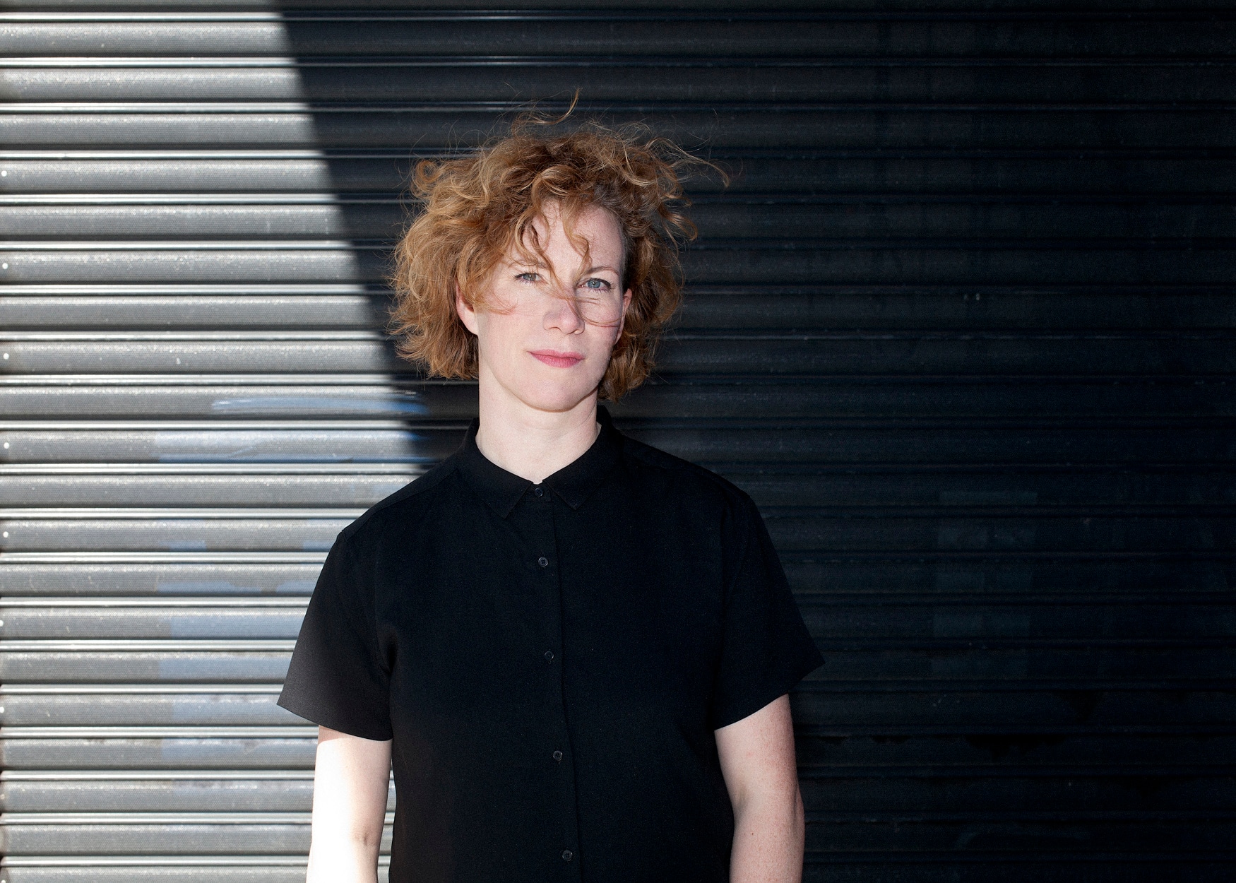 In de betoverende video-installatie ‘Spectral Ghosts’ brengt Anna ...
