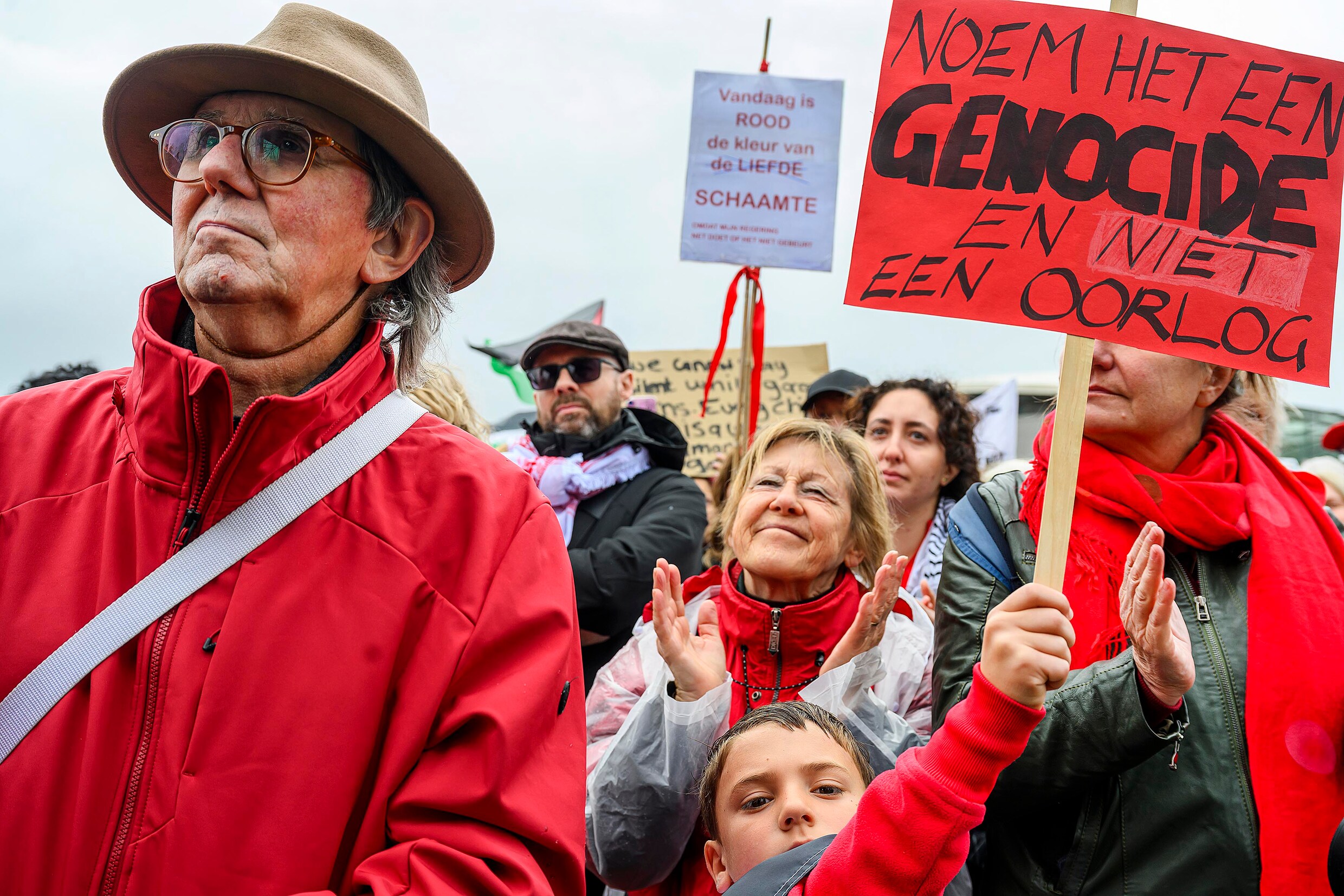 Demonstranten massaal naar Rode Lijn-protest tegen ‘hemeltergende leed ...