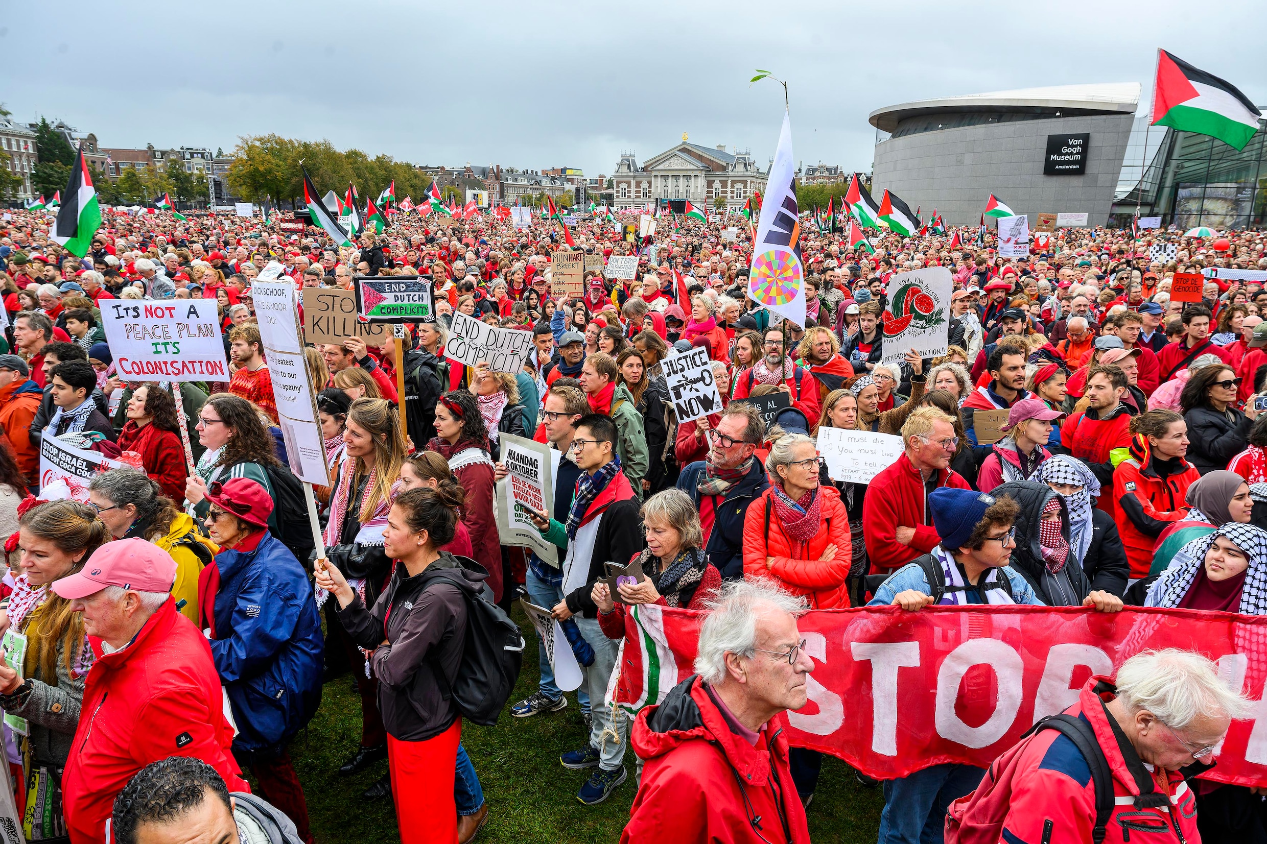 Demonstranten massaal naar Rode Lijn-protest tegen ‘hemeltergende leed ...