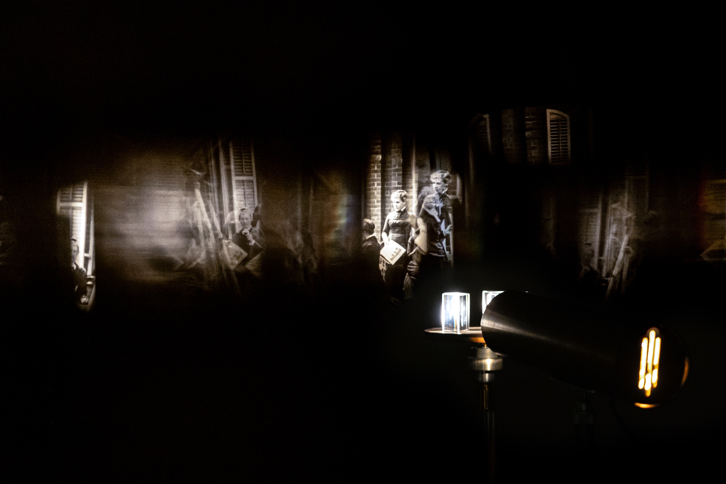 In de betoverende video-installatie ‘Spectral Ghosts’ brengt Anna ...