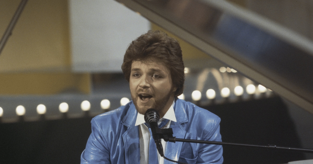 De zanger met de hoge, warme en smetteloos zuivere stem van de ...