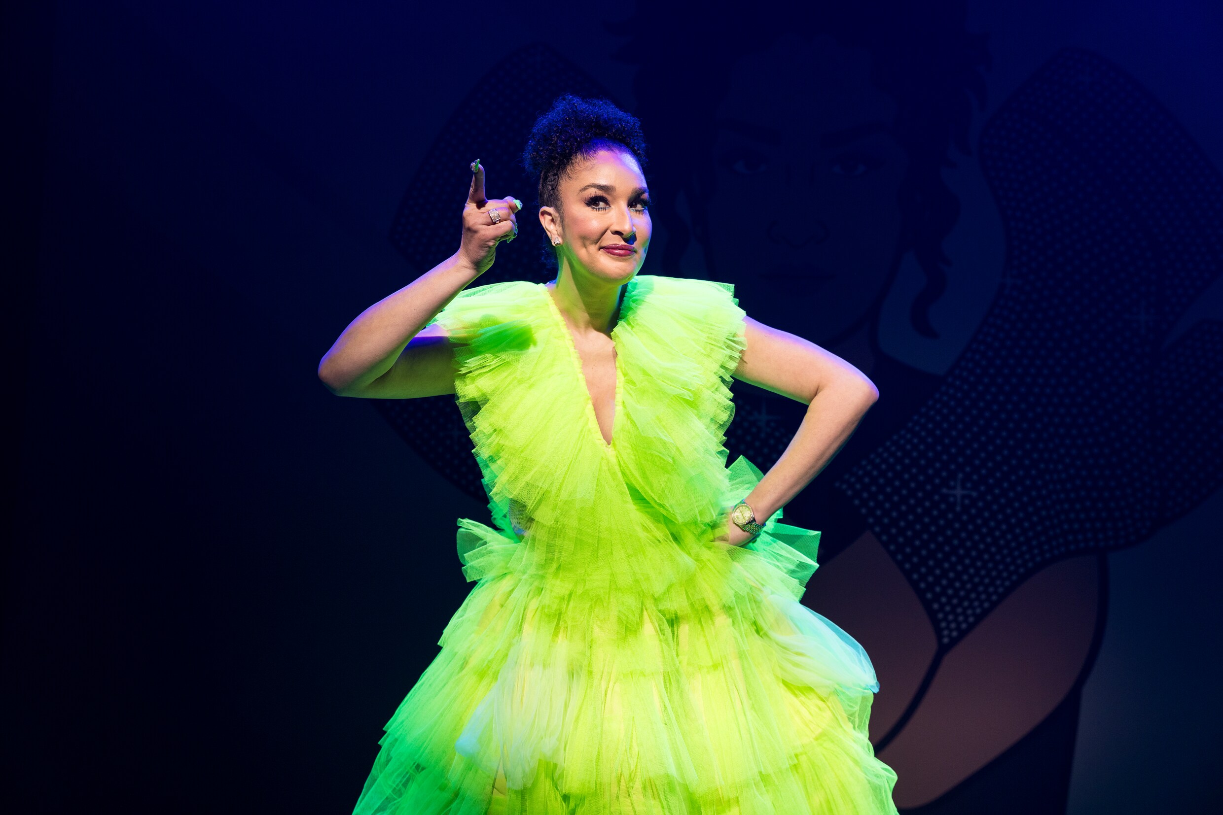 Cabaretier Soundos El Ahmadi wint haar eerste Poelifinario met haar ...