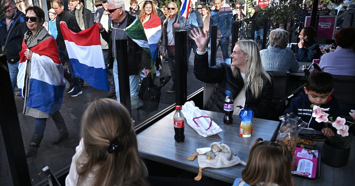 Radicalen, complotdenkers en hooligans vinden elkaar bij azc-protest ...