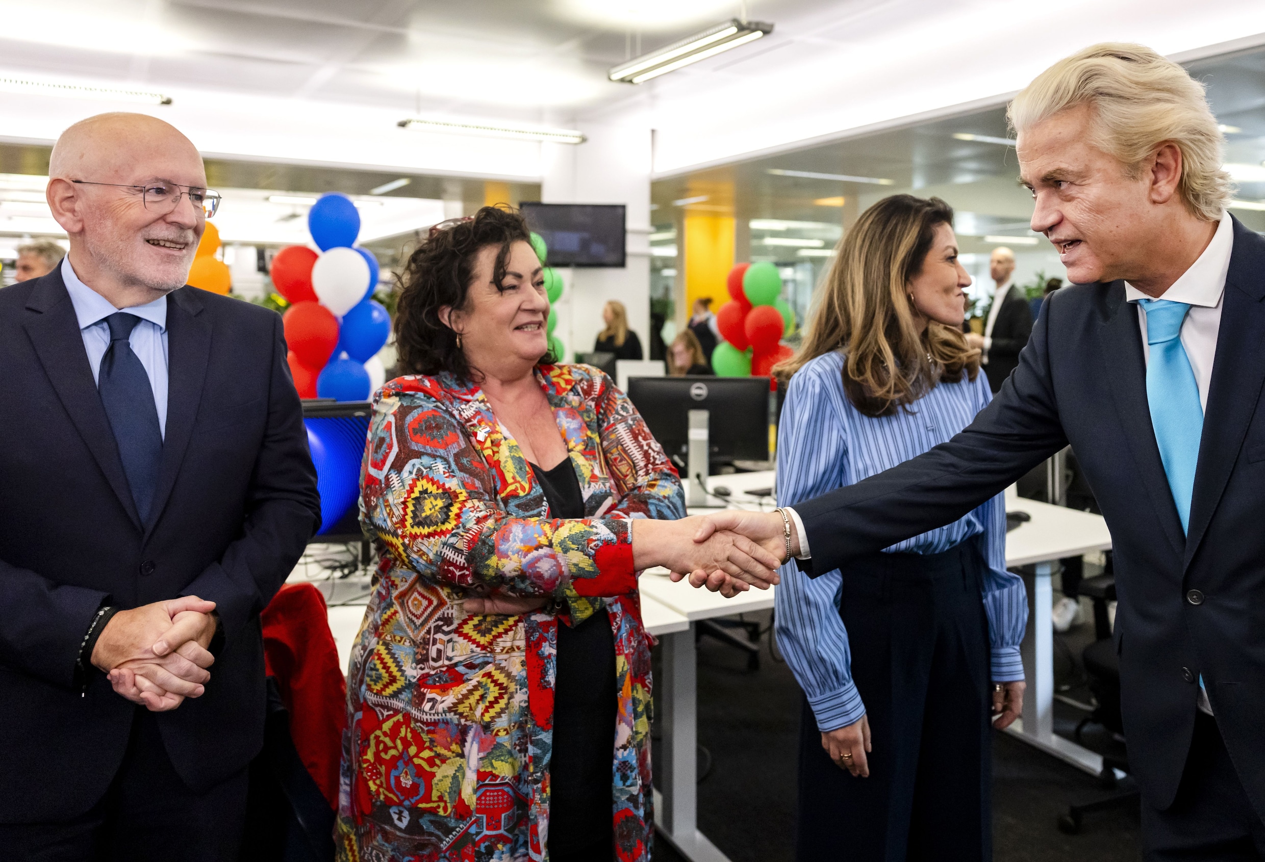 Timmermans oogst verbazing met zijn weigering om ‘genocideposters’ te ...