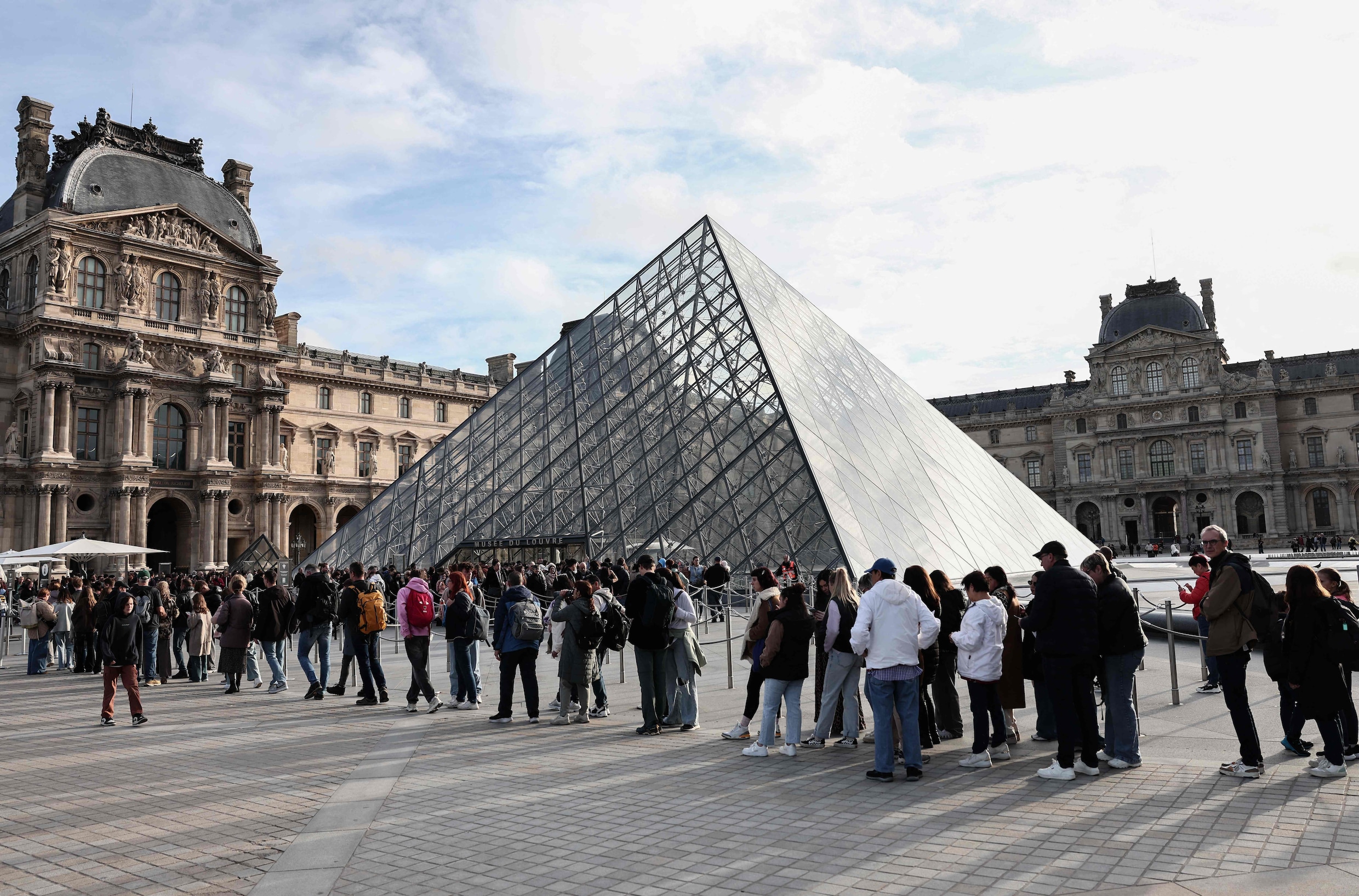 Louvre verhoogt toegangsprijs voor bezoekers van buiten EU om deel ...