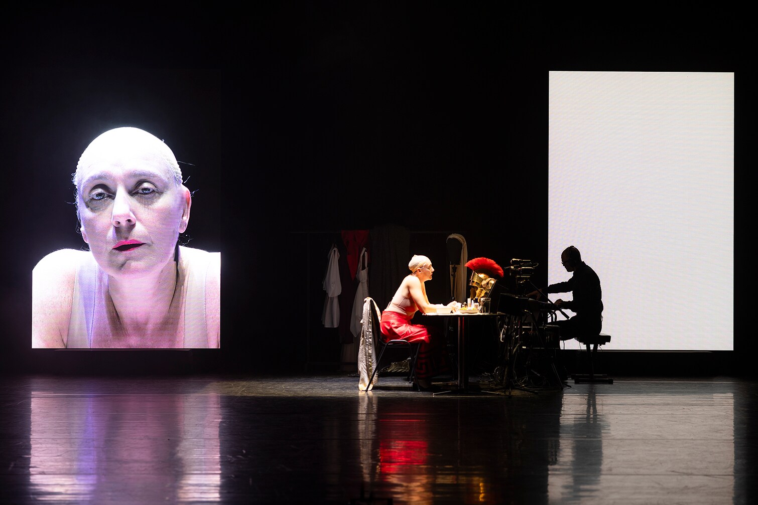 Zuidpool bewerkte de roman ‘Alkibiades’ tot intrigerend theater over ...